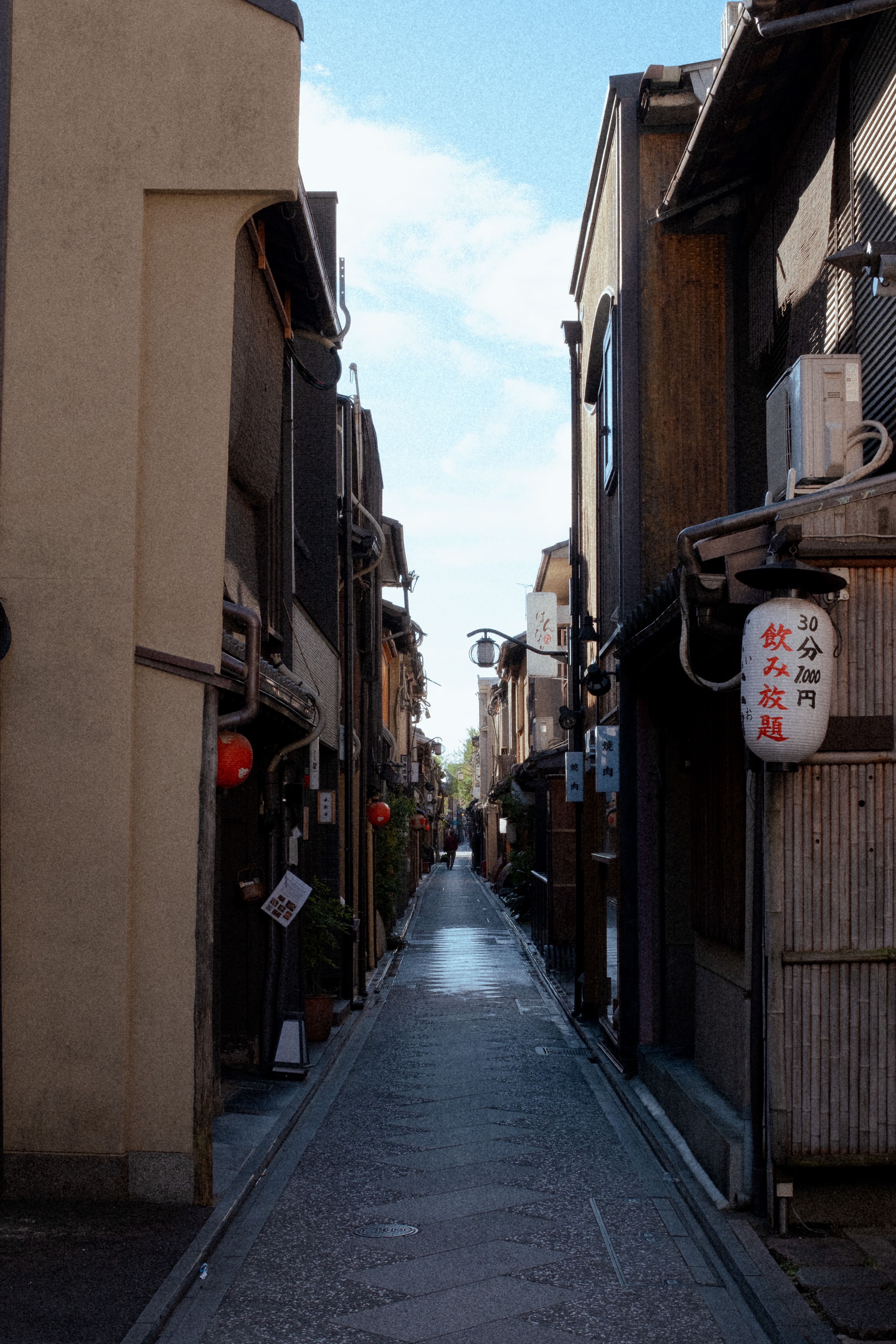Traditional Japanese Street in Daylight · Free Stock Photo