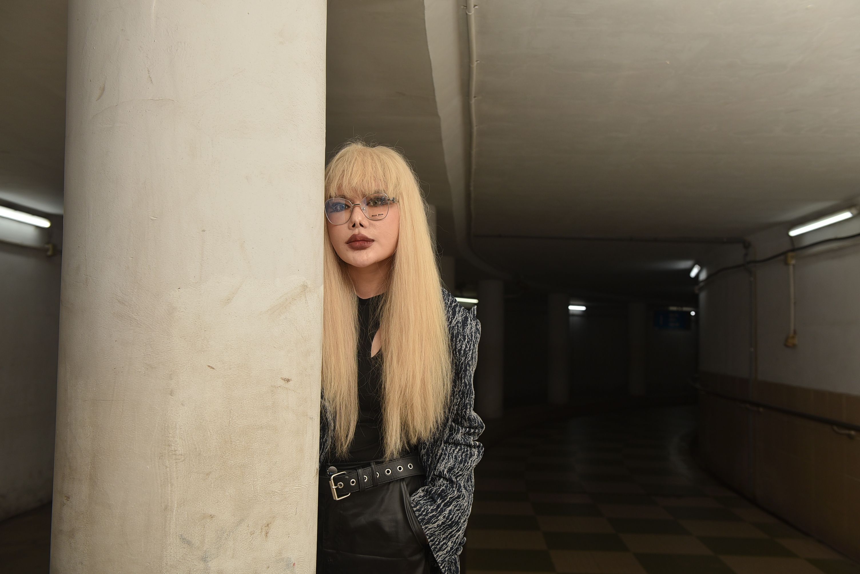 Fashionable Woman in Underground Passageway · Free Stock Photo