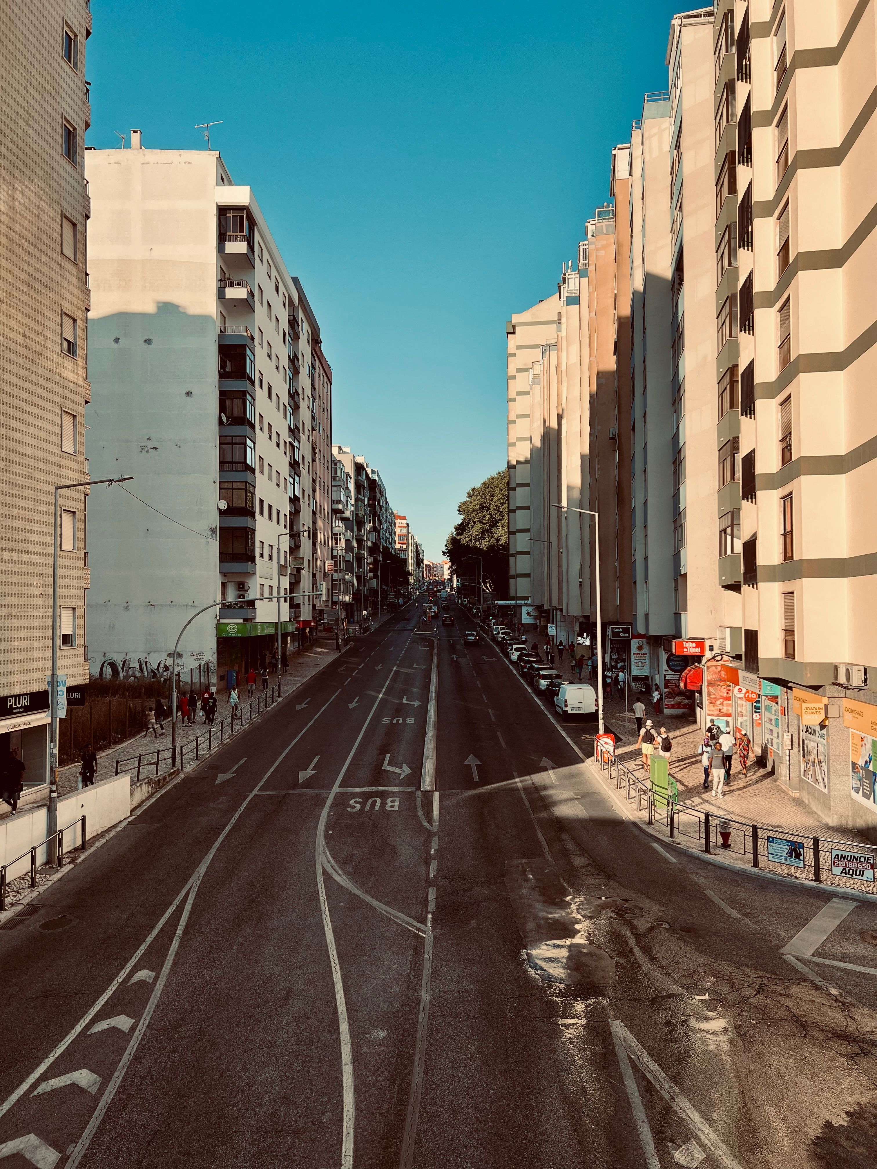 Busy City Street in Agualva-Cacém, Portugal · Free Stock Photo