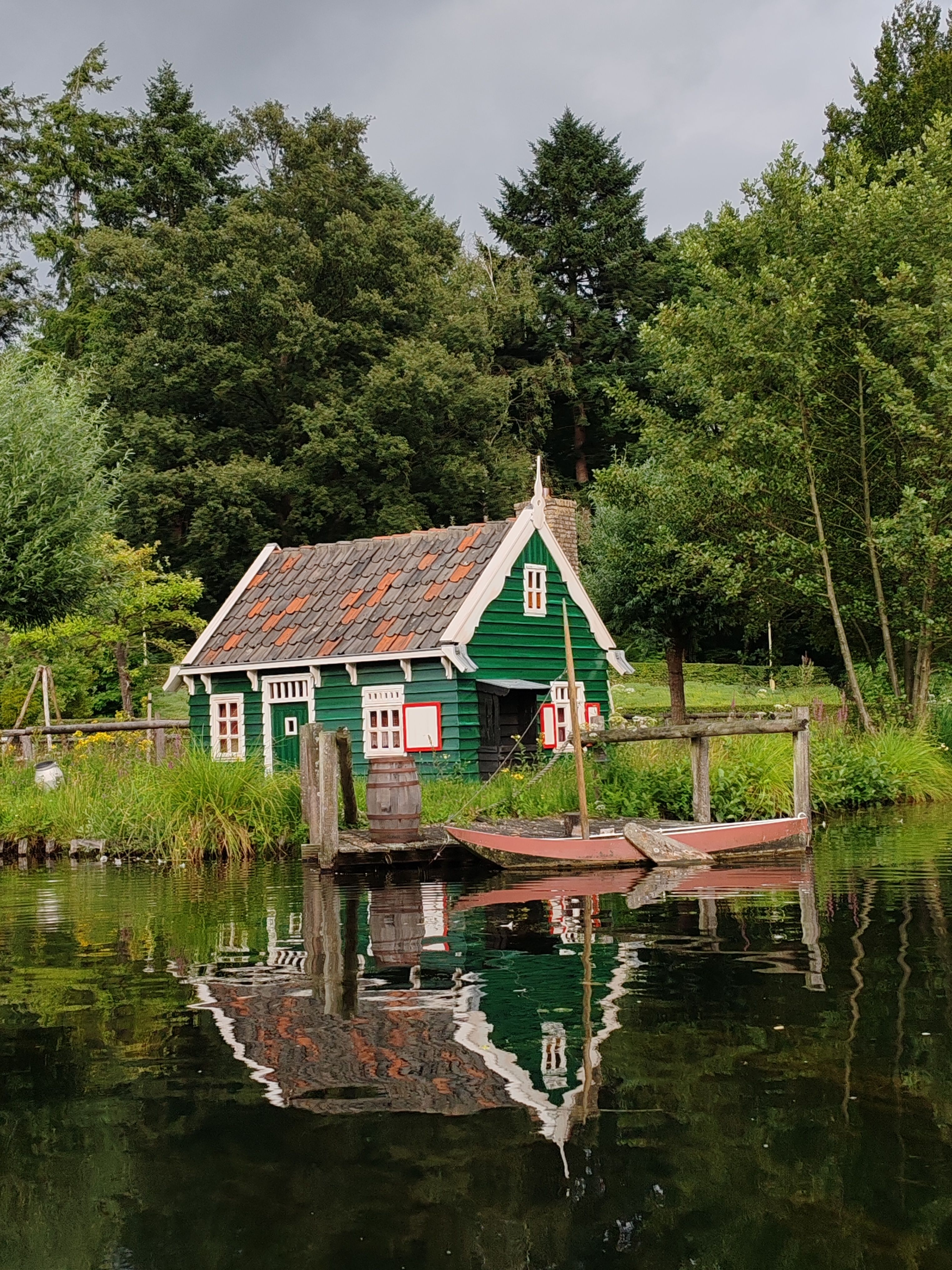Charming Green Cottage by Forest Lake in Netherlands · Free Stock Photo