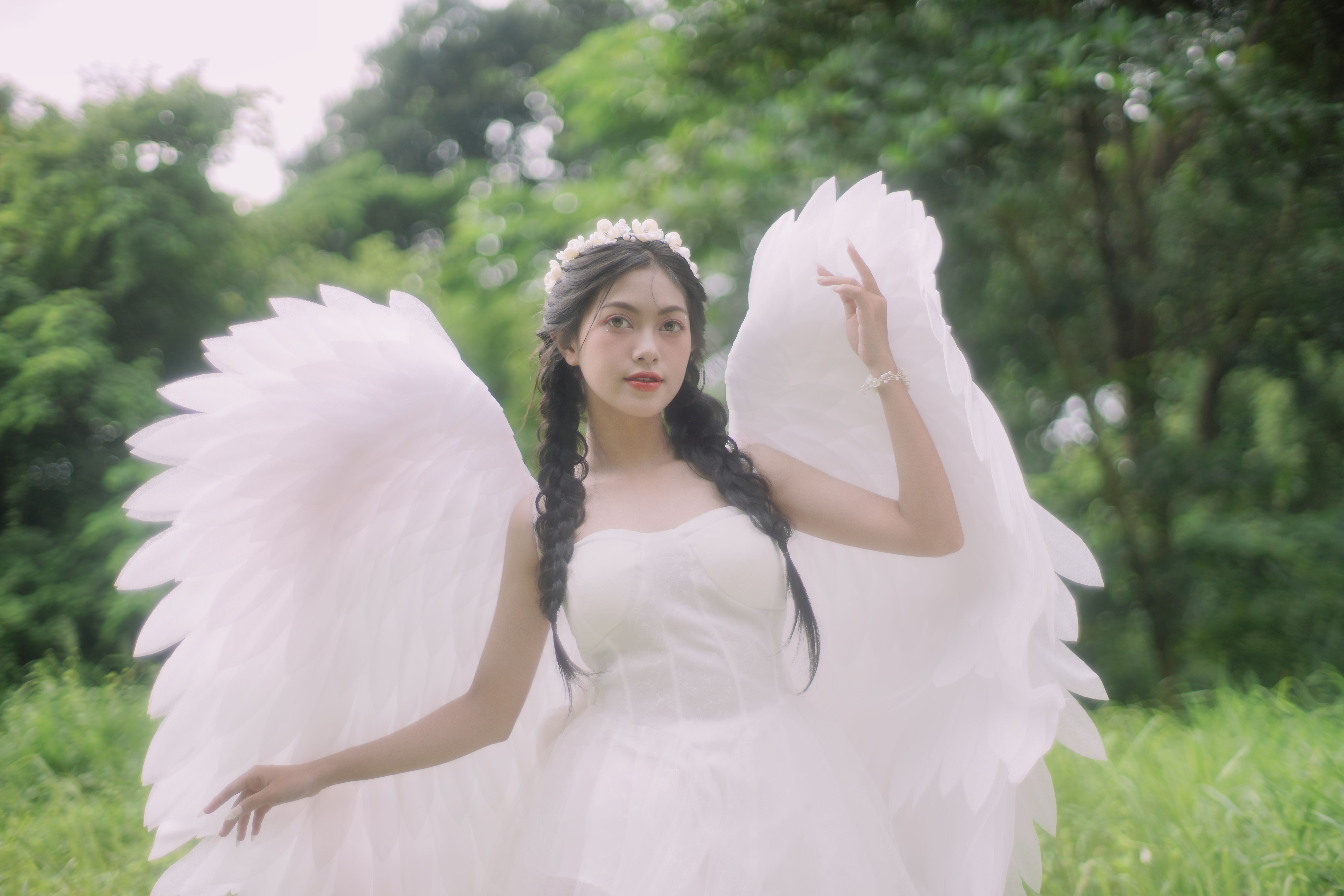Hermosa Mujer Angelical Con Alas Blancas En La Naturaleza · Foto de ...
