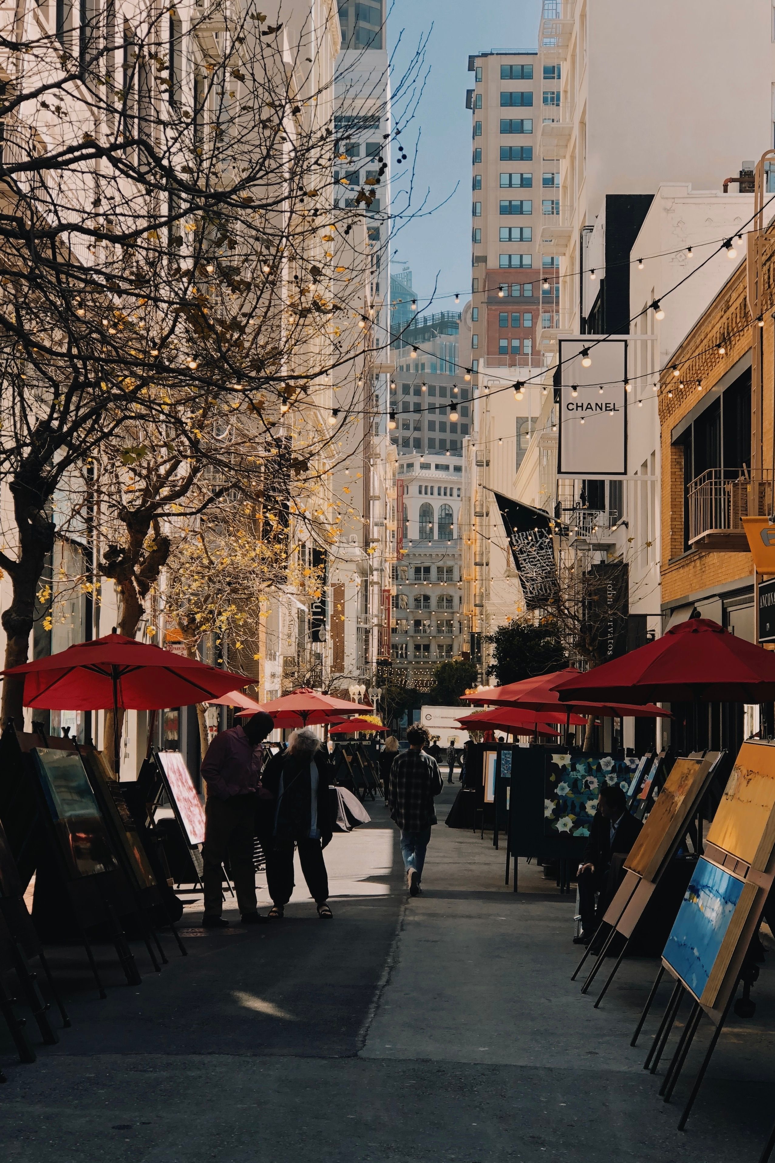 Charming City Street with Outdoor Cafes · Free Stock Photo