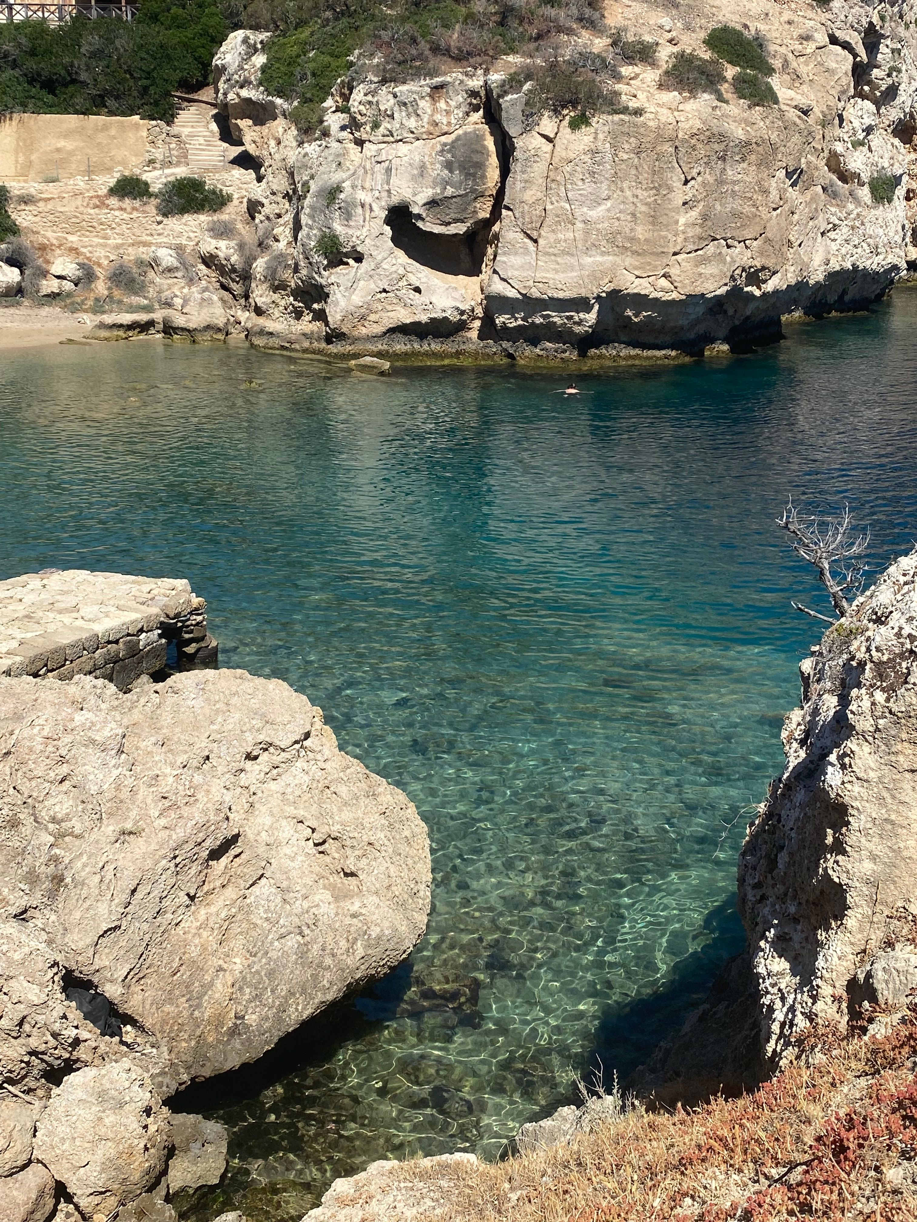 Serene Coastal Cove in Sunny Greece · Free Stock Photo
