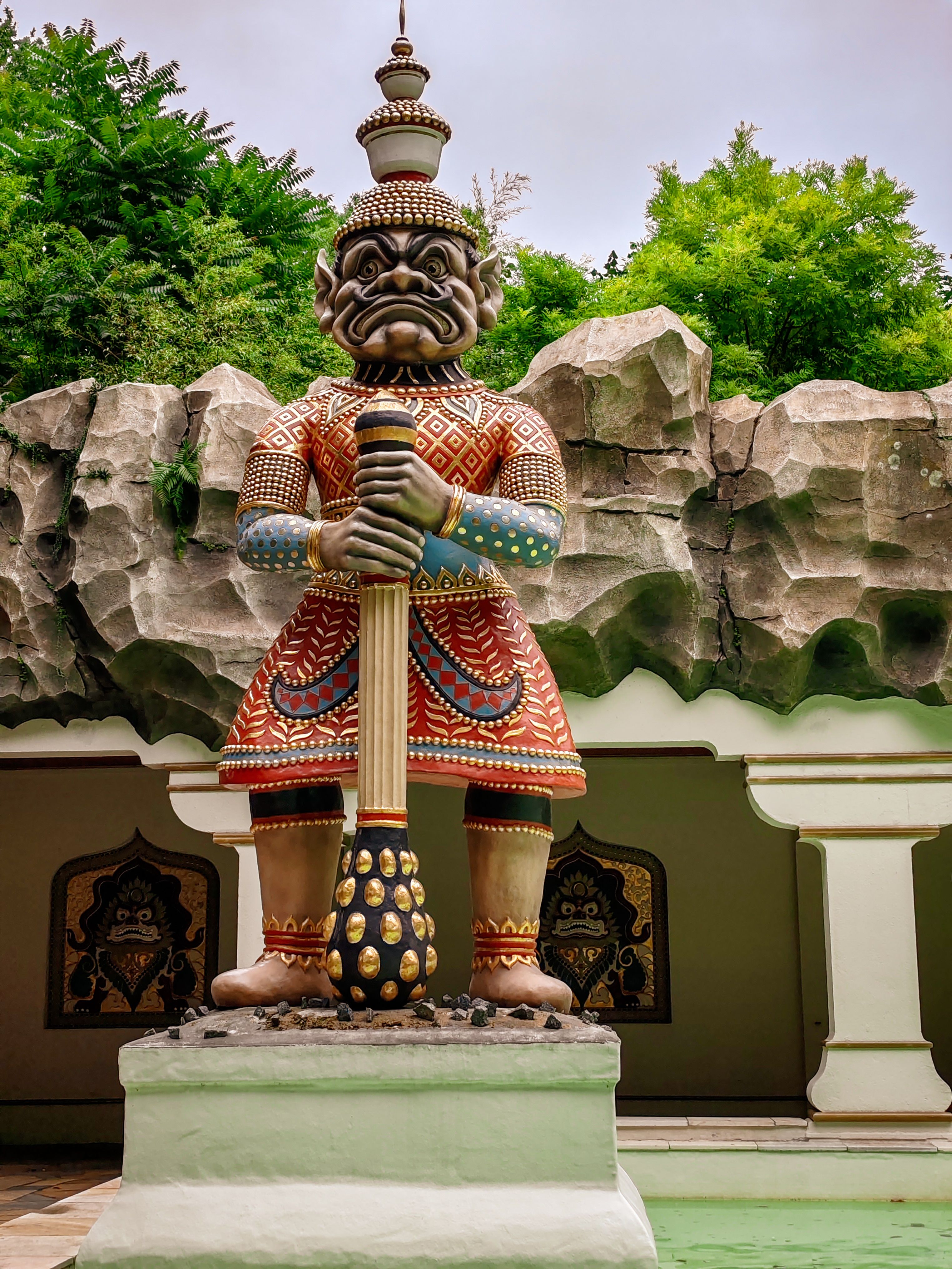 Giant Guardian Statue in Serene Outdoor Setting · Free Stock Photo