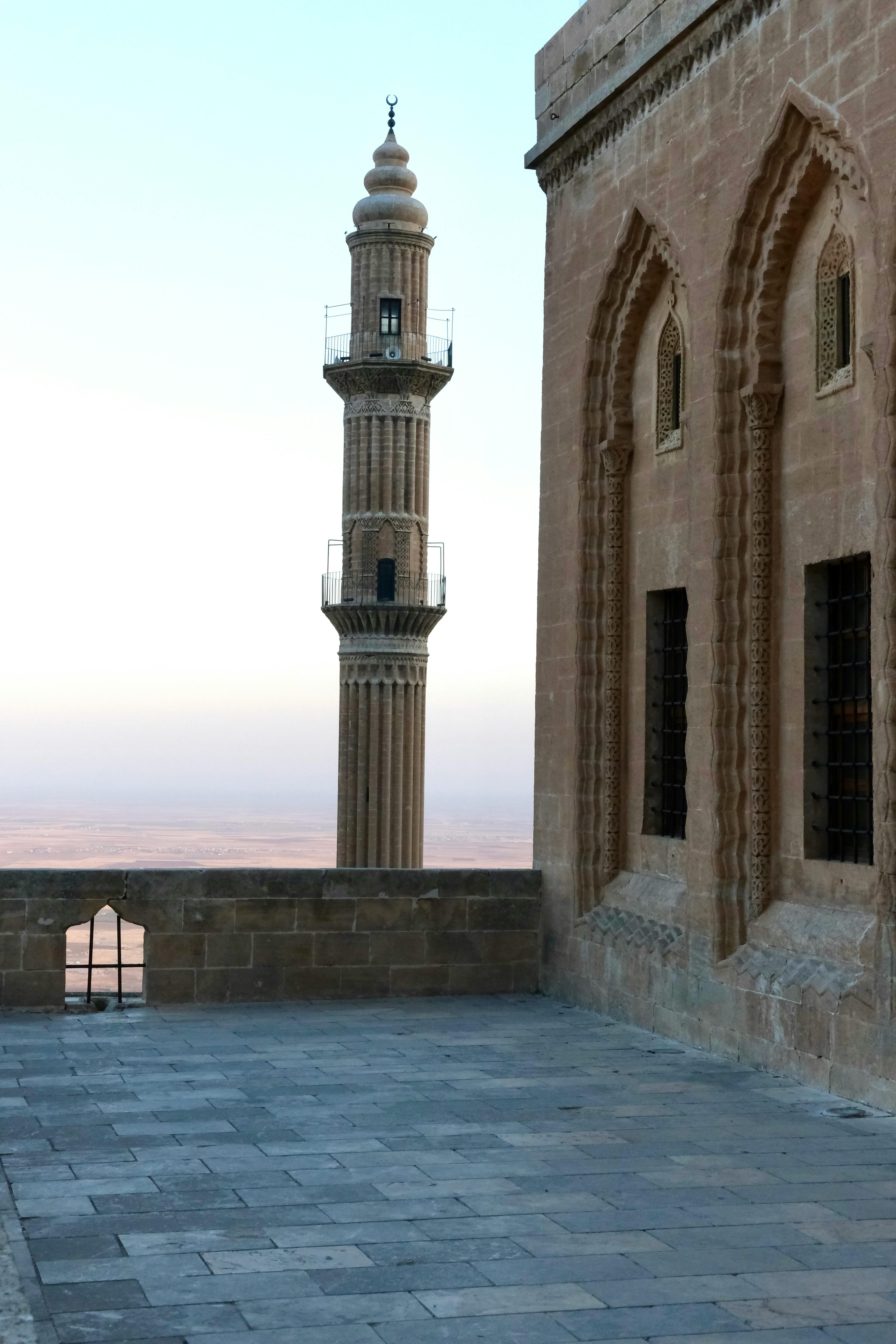 Menara Bersejarah Dan Arsitektur Batu Di Fajar · Foto Stok Gratis