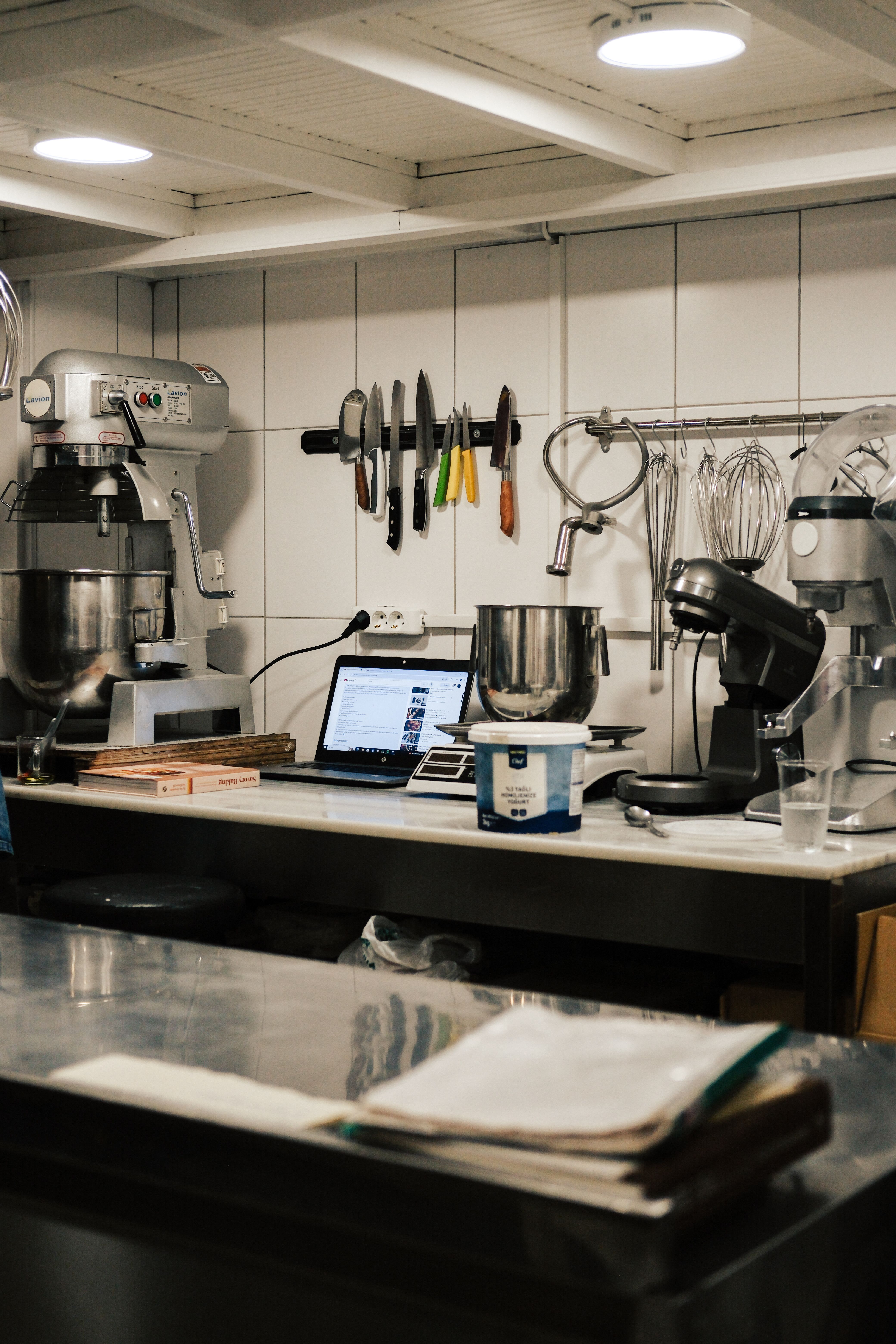 Commercial Kitchen with Professional Equipment · Free Stock Photo