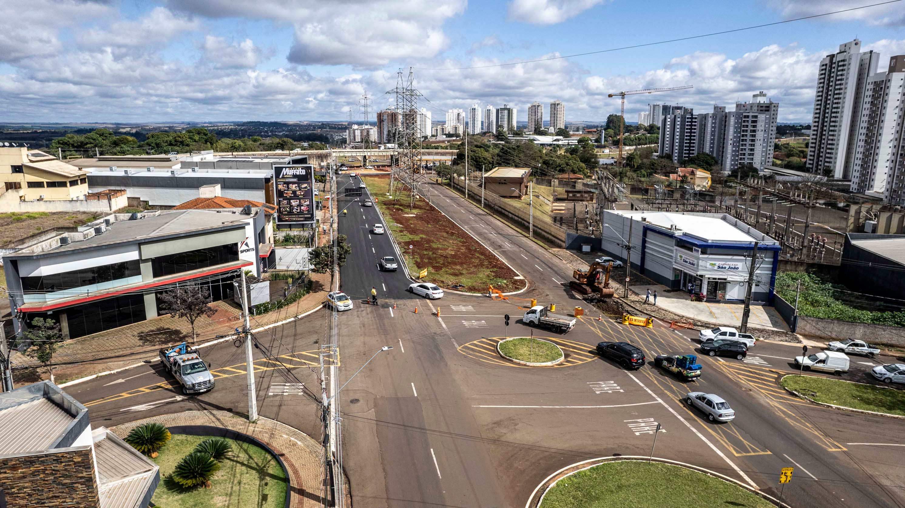 Aerial cityscape view of busy street in Londrina, Brazil · Free Stock Photo