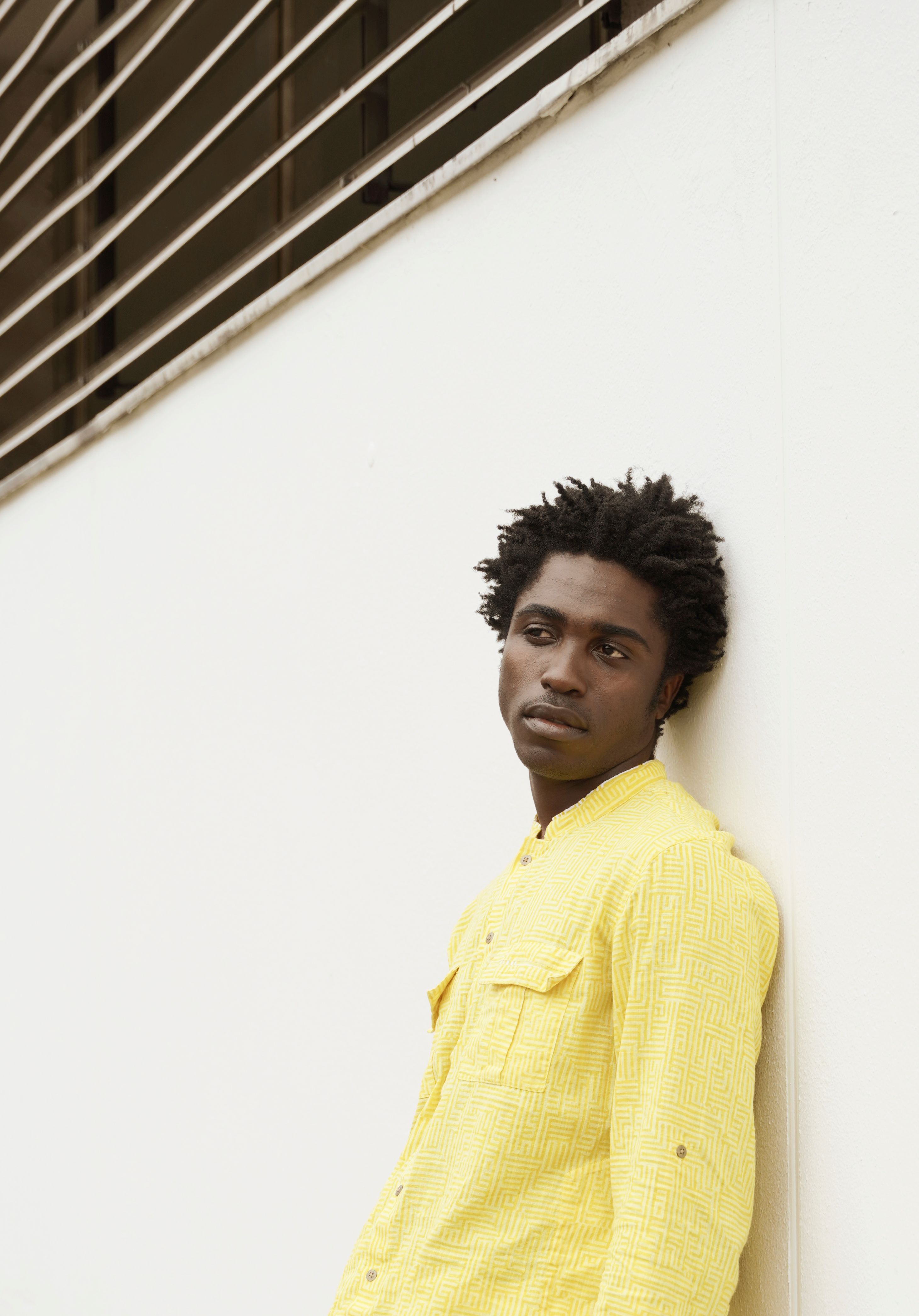 Portrait élégant D'un Homme En Jaune Contre Un Mur Minimaliste · Photo ...