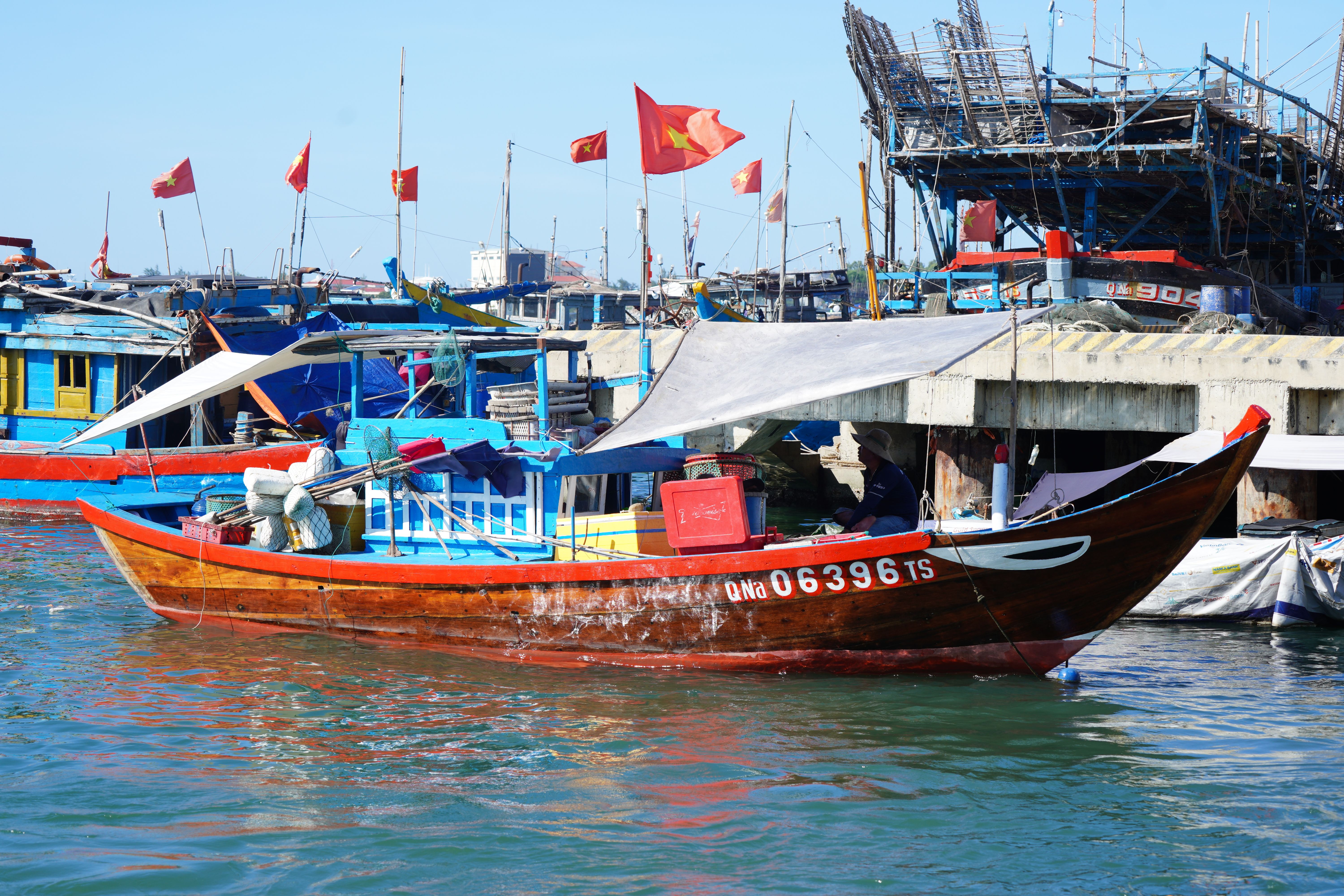 Traditional Fishing Boat in a Vietnamese Harbor · Free Stock Photo