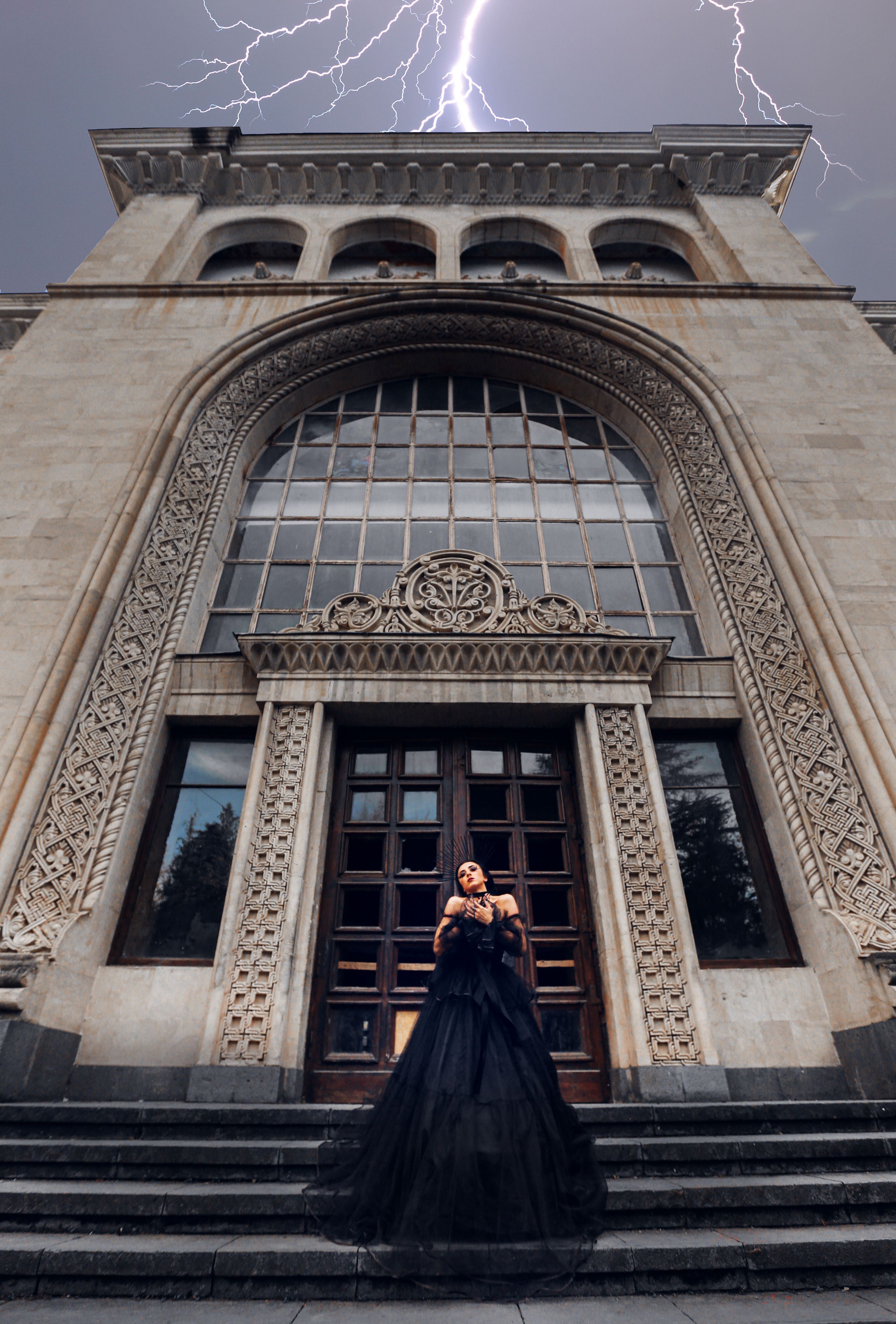Dramatic Portrait in Front of Georgian Architecture · Free Stock Photo