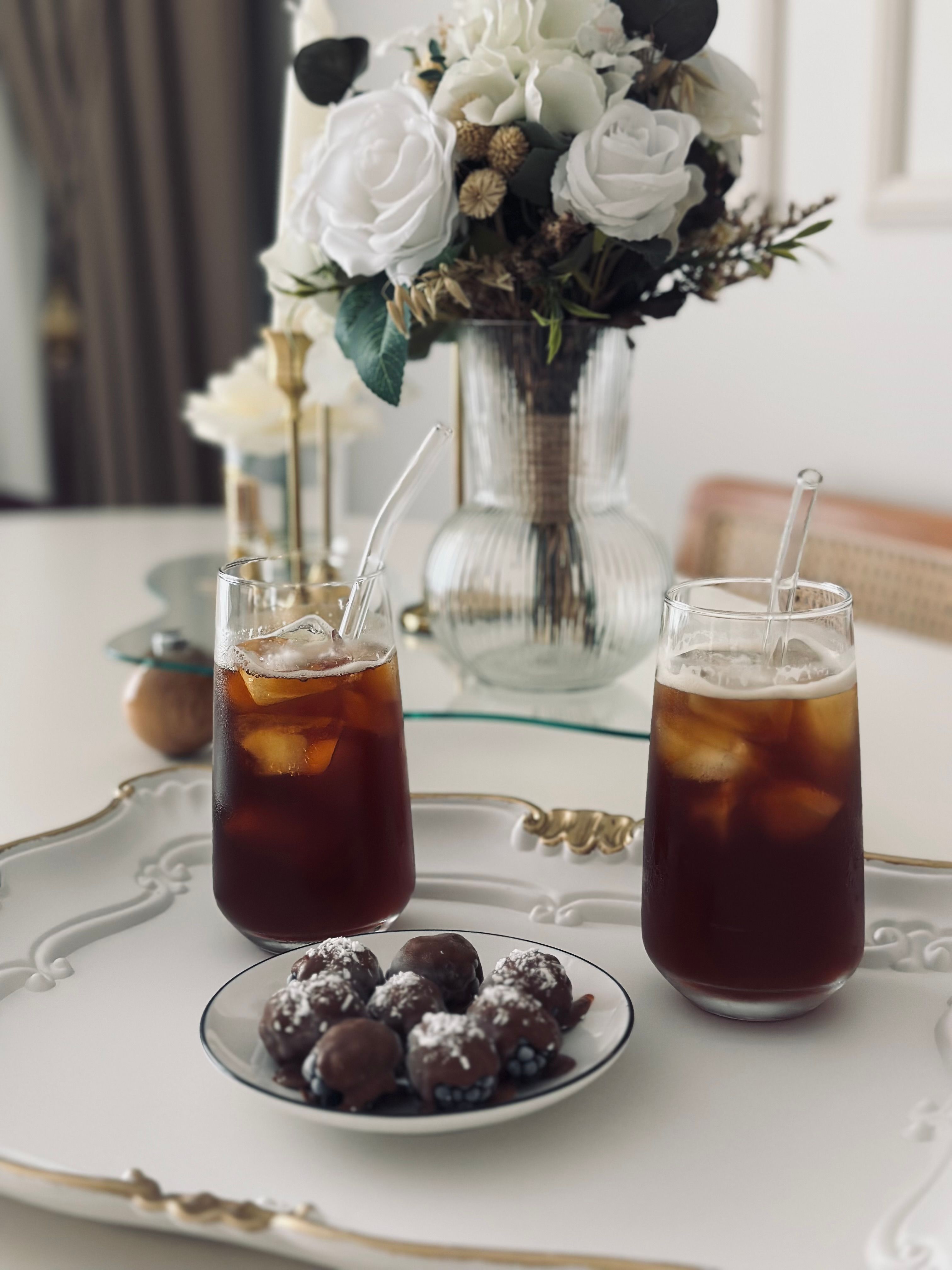 Elegant Iced Coffee with Floral Arrangement · Free Stock Photo