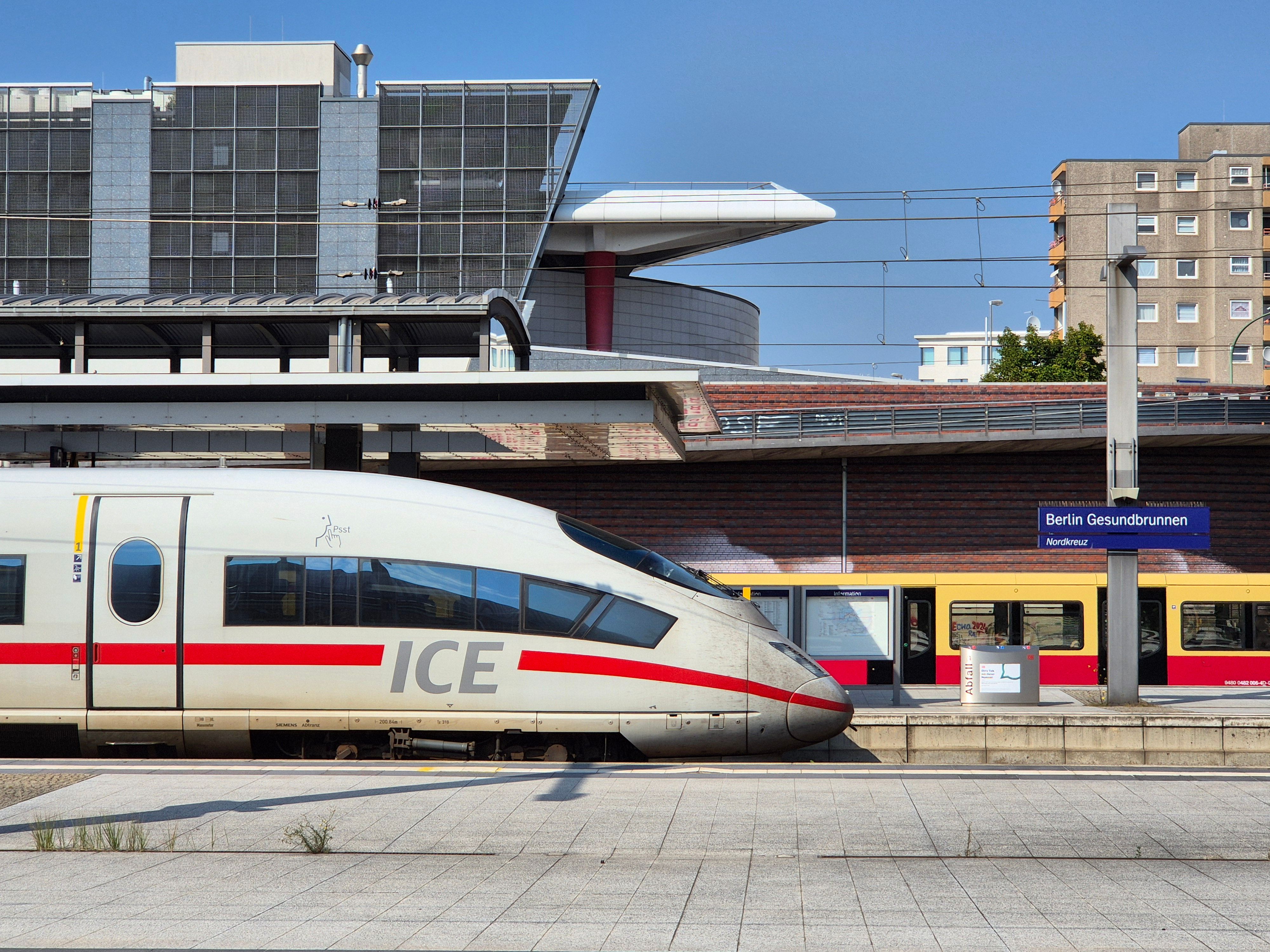High-Speed ICE Train at Berlin Gesundbrunnen Station · Free Stock Photo
