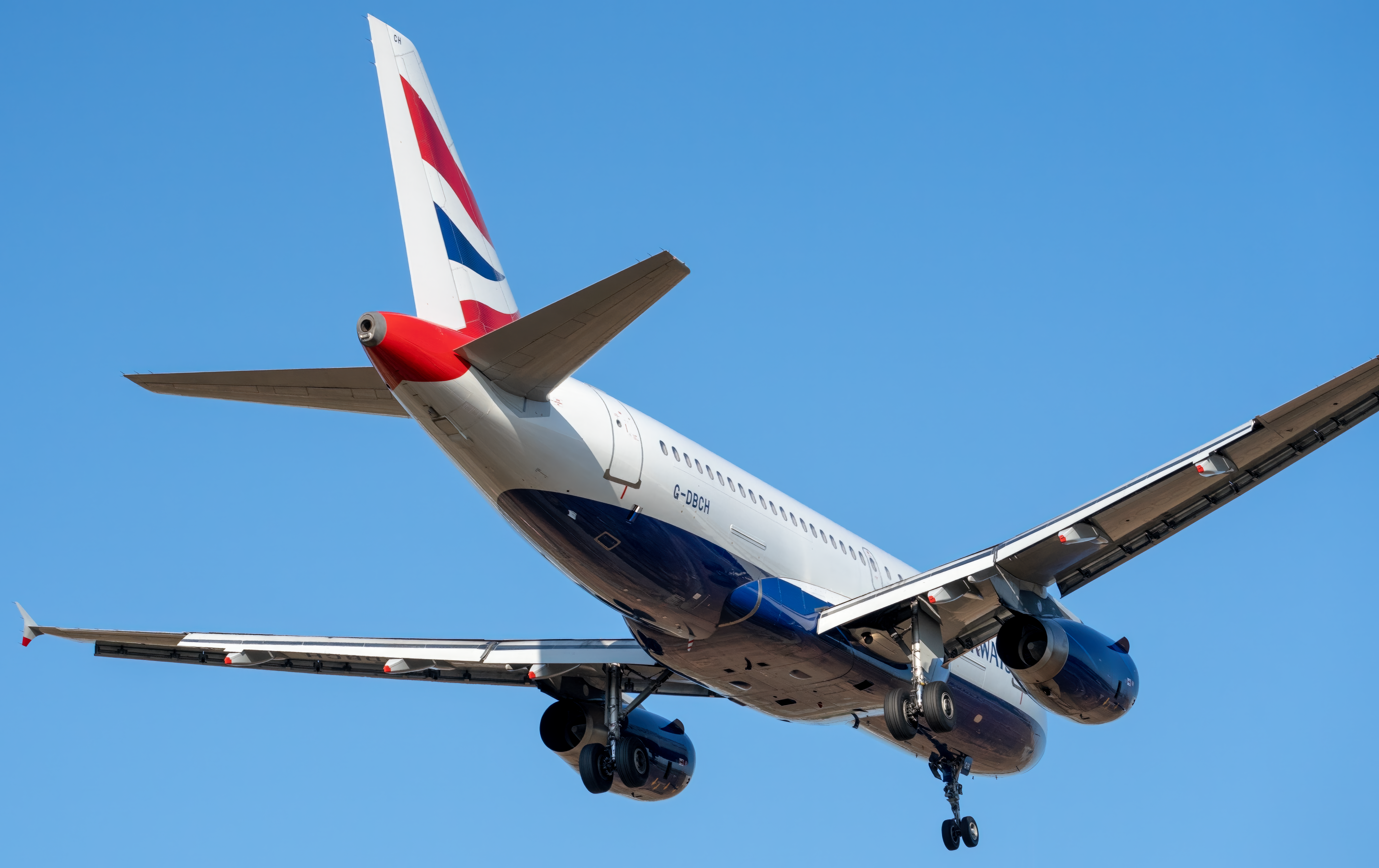 British Airways Airbus A320 in Flight at Manises · Free Stock Photo
