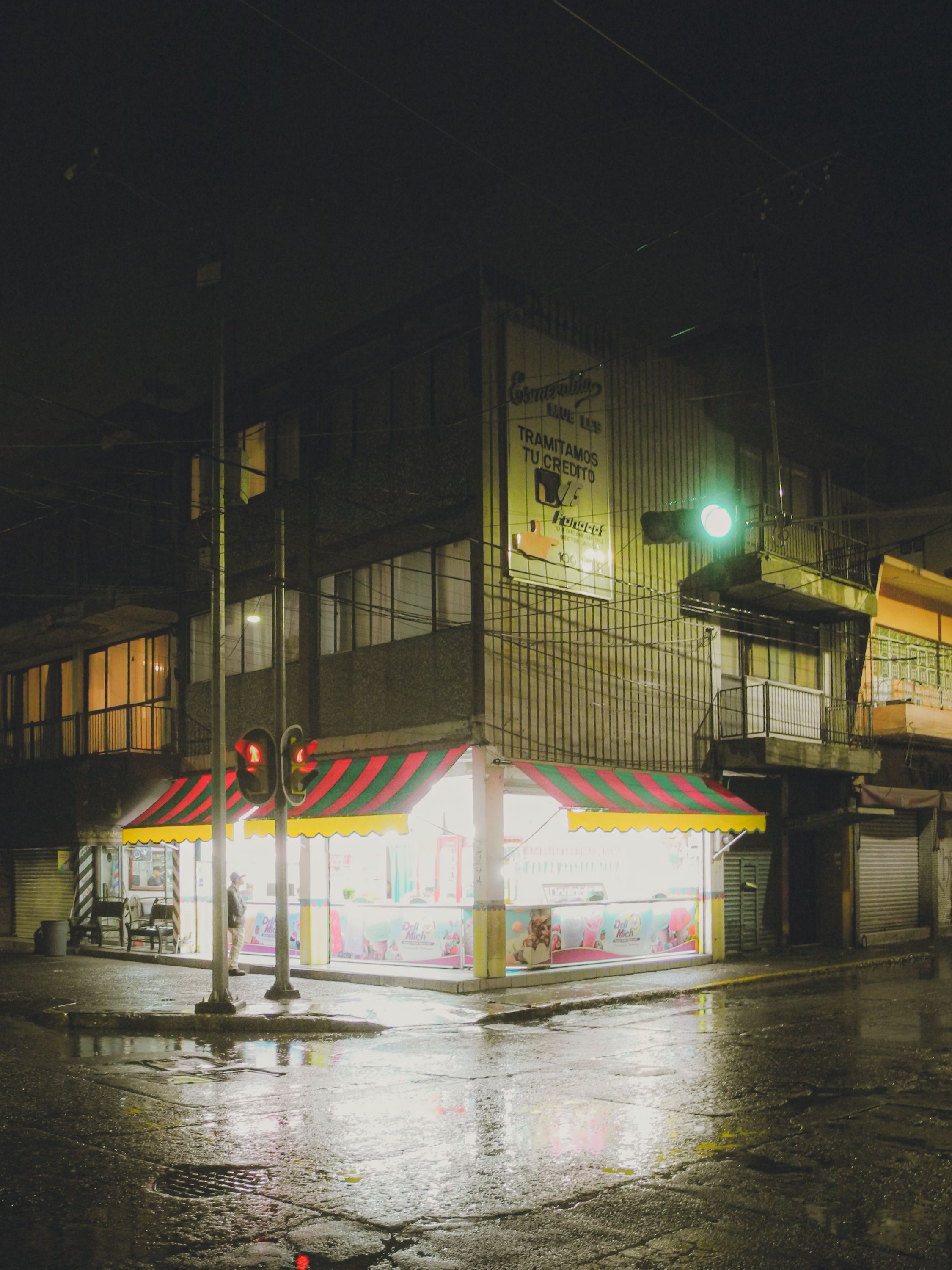 Guanajuato Night Scene: Corner Store Illuminated · Free Stock Photo