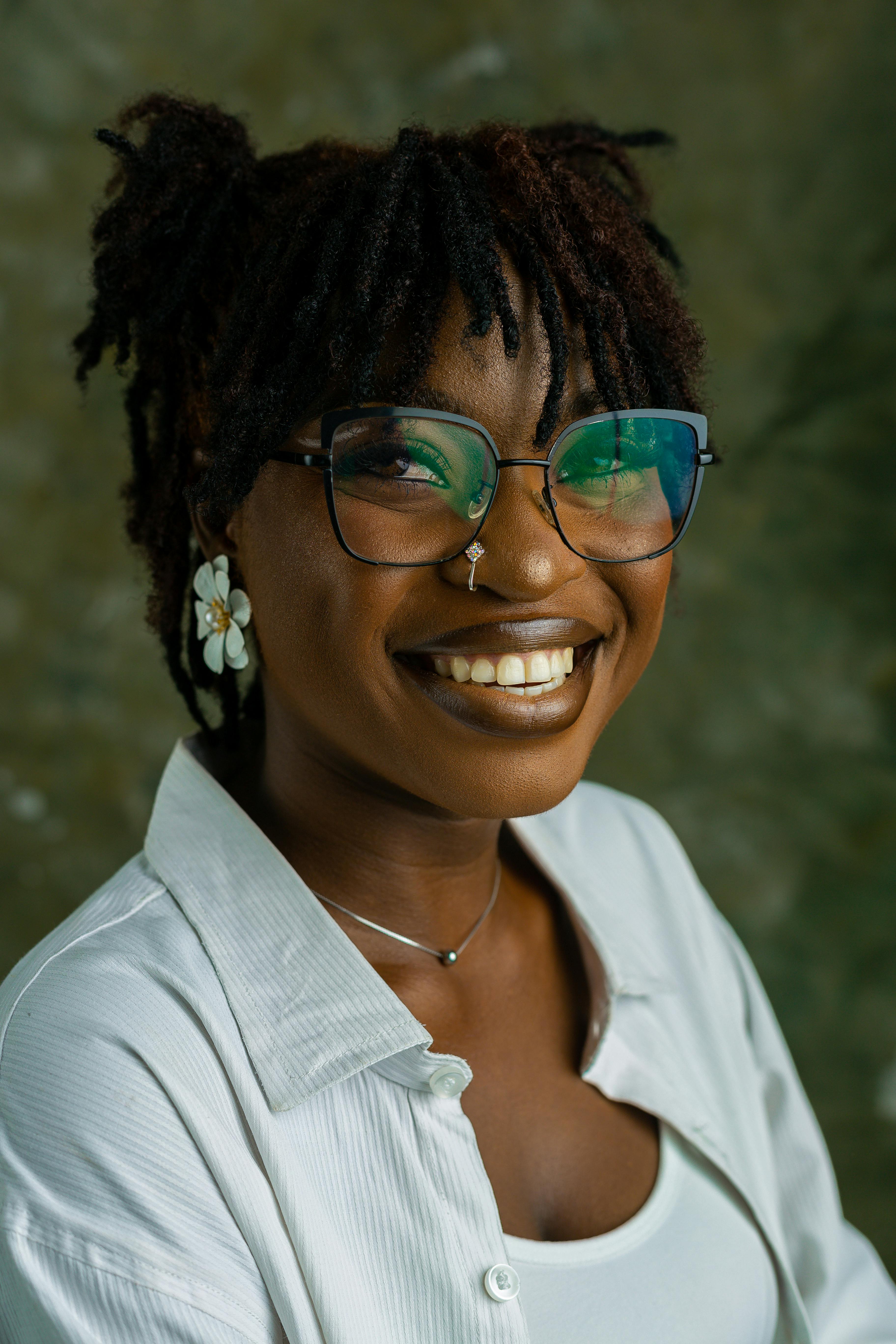 Jeune Femme élégante Avec Des Lunettes Et Des Boucles D'oreilles ...
