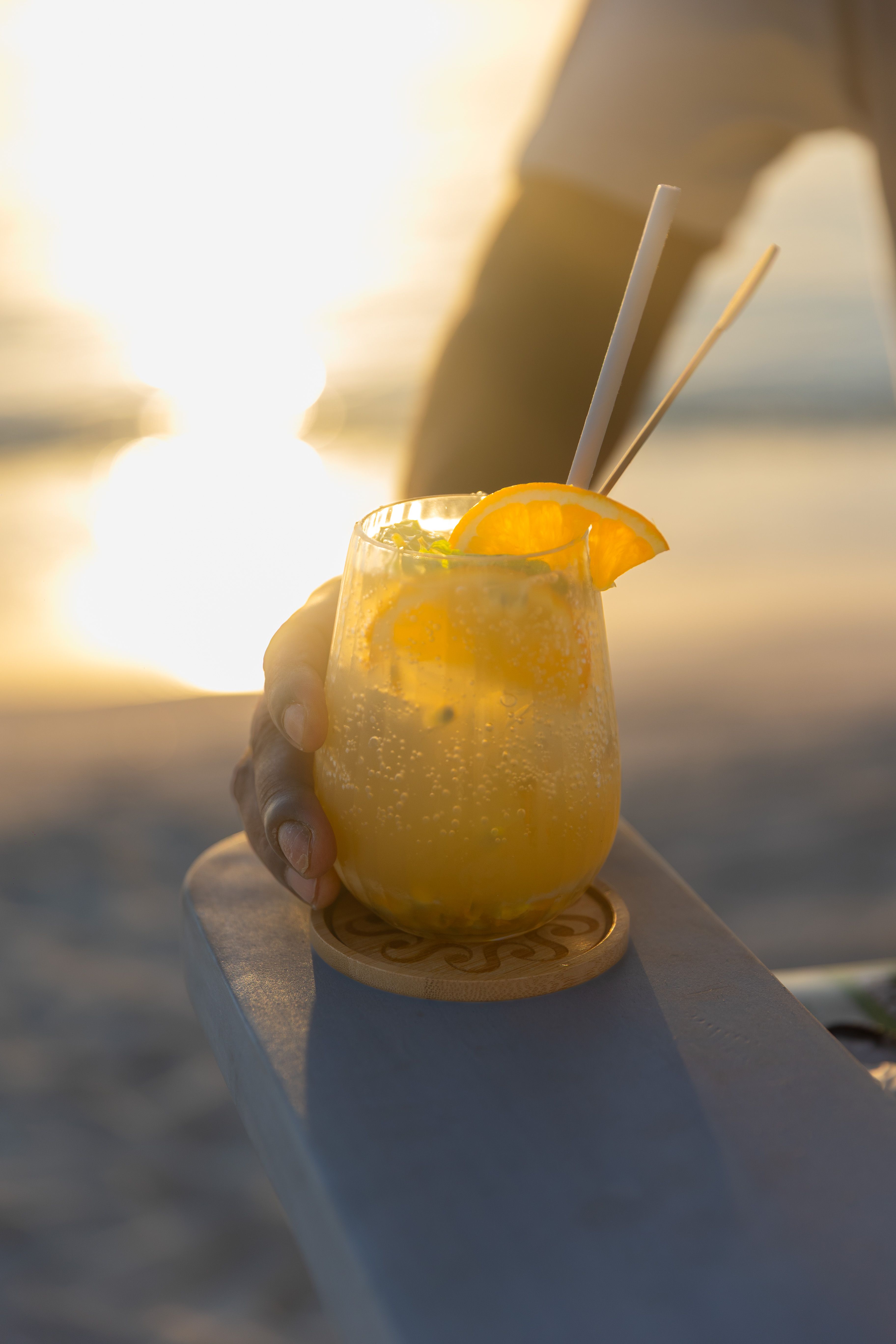 Bebida Tropical Refrescante En Sunset Beach · Foto de stock gratuita