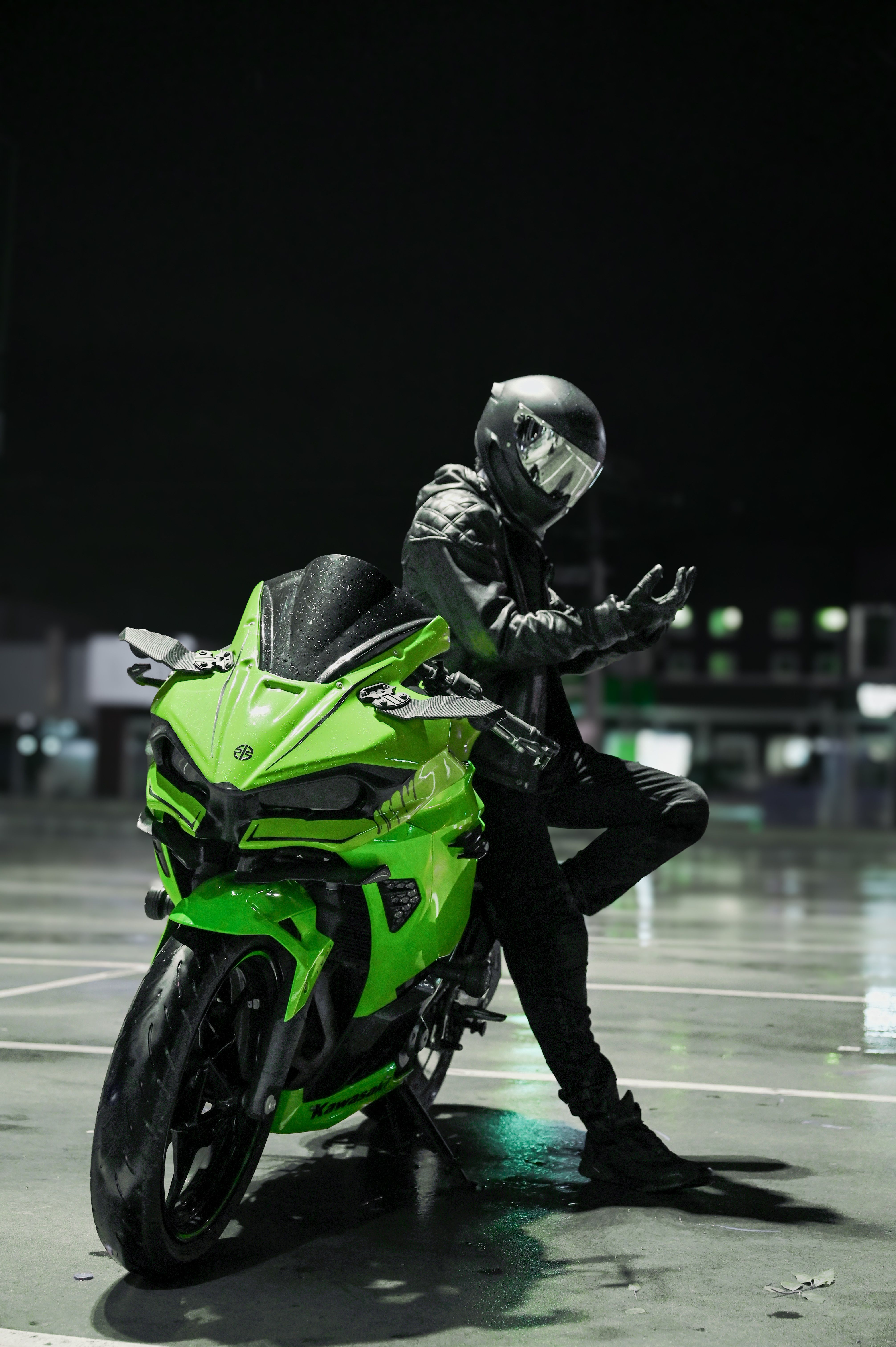 Vibrant Green Motorcycle in Dim Light · Free Stock Photo
