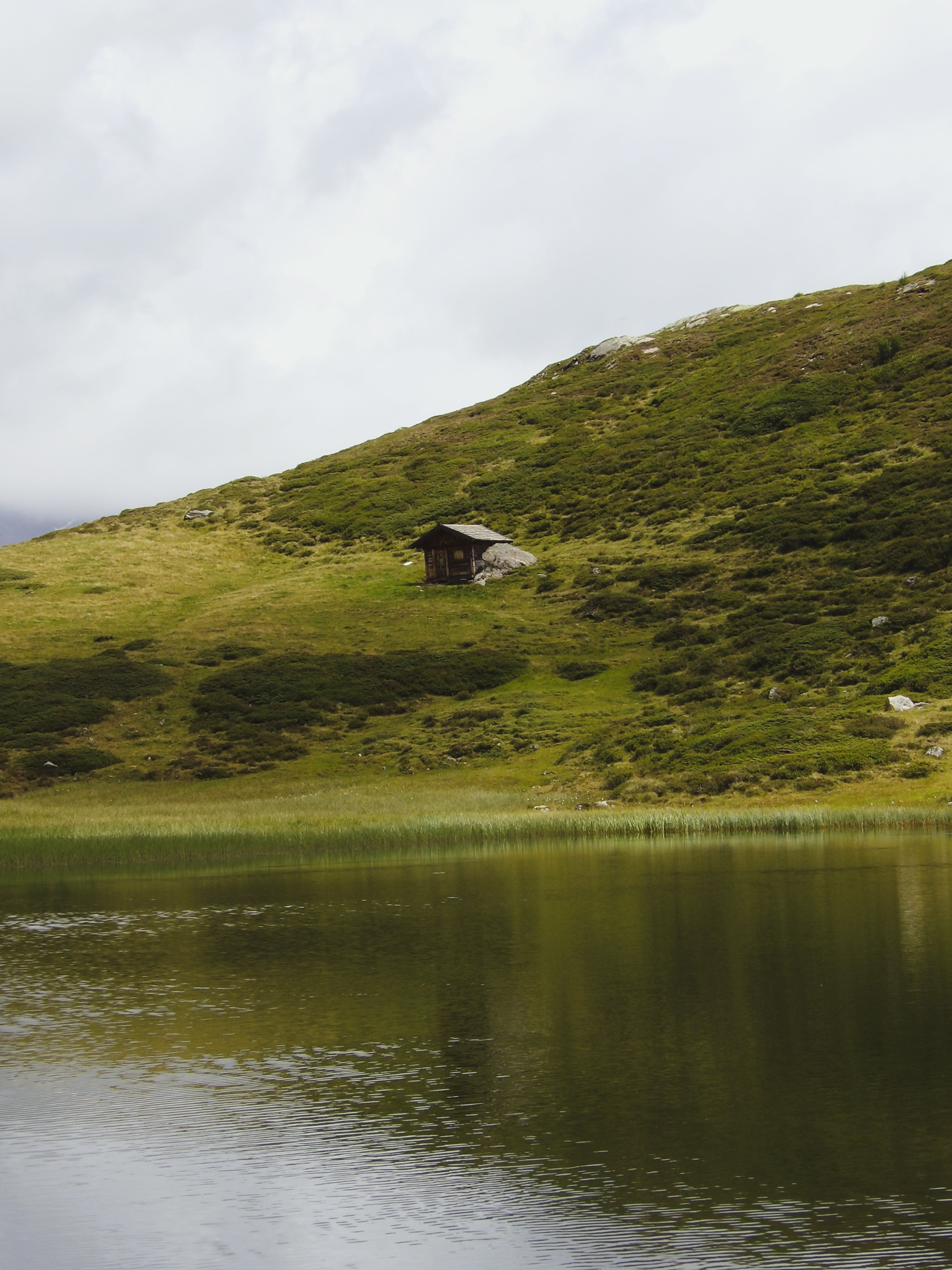Charming Mountain Cabin by a Tranquil Lake in Italy · Free Stock Photo