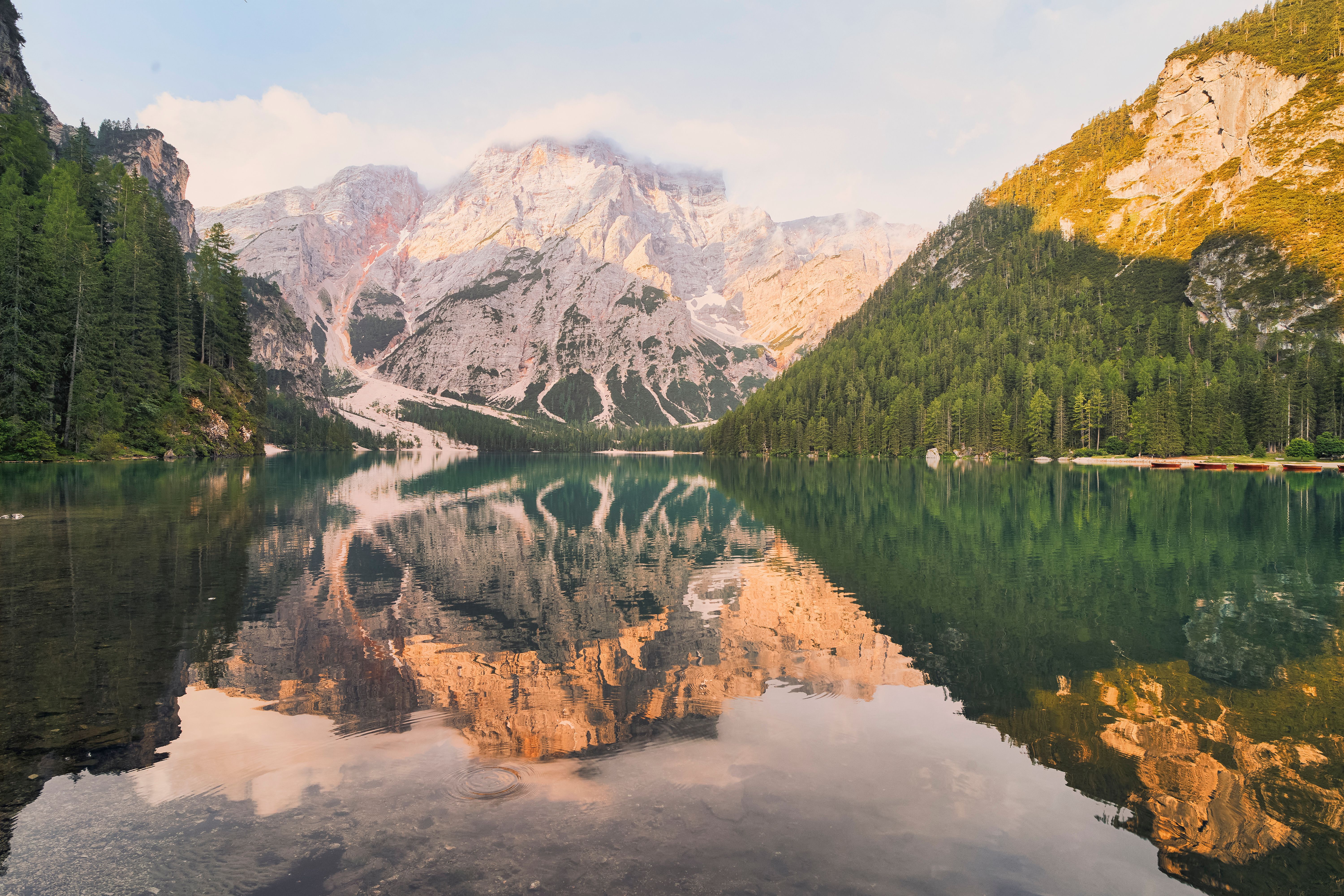 Lago E Montagna Sotto Il Cielo Bianco · Immagine gratuita