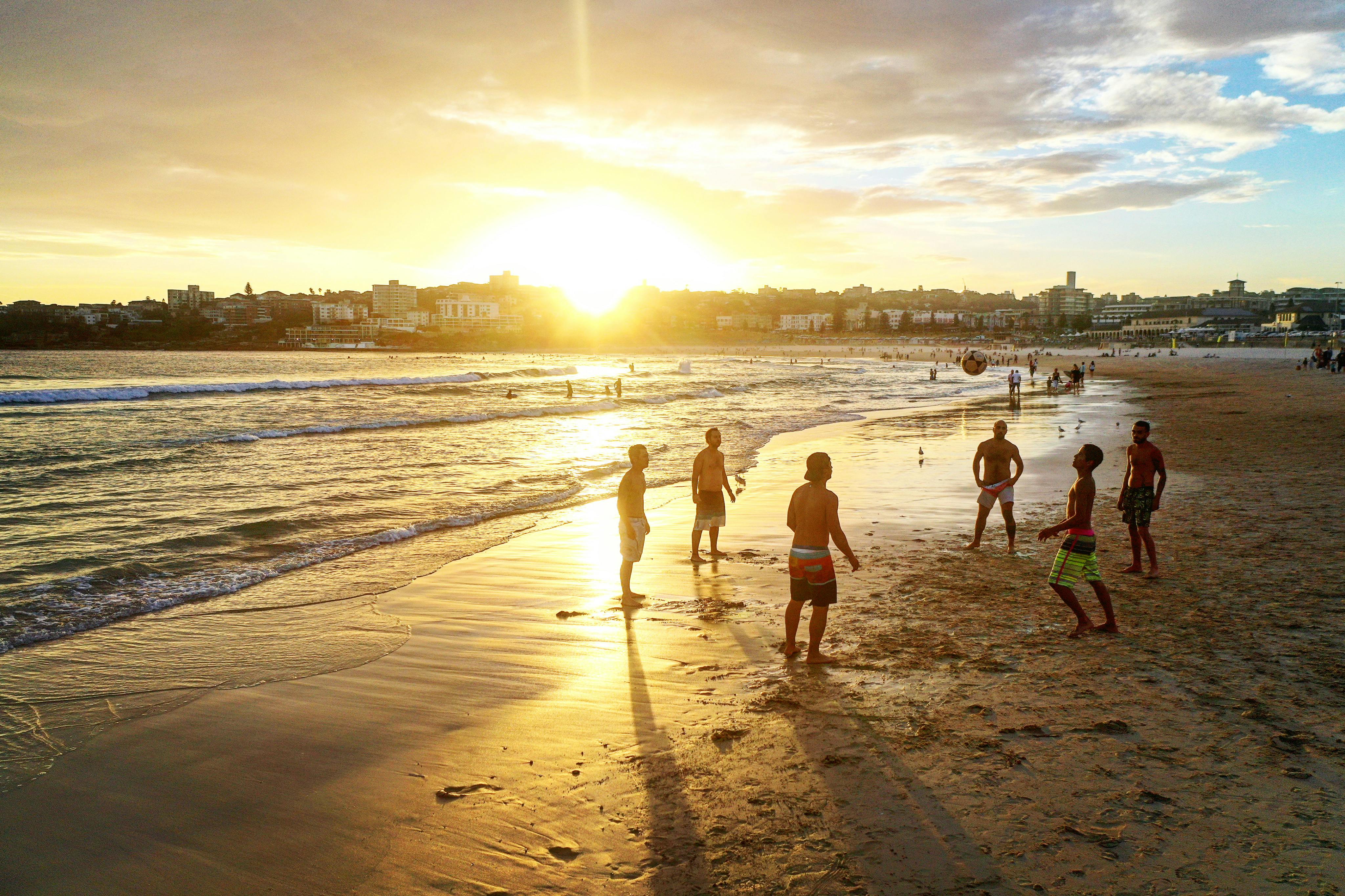 Menschen Am Strand Während Des Sonnenuntergangs · Kostenloses Stock Foto