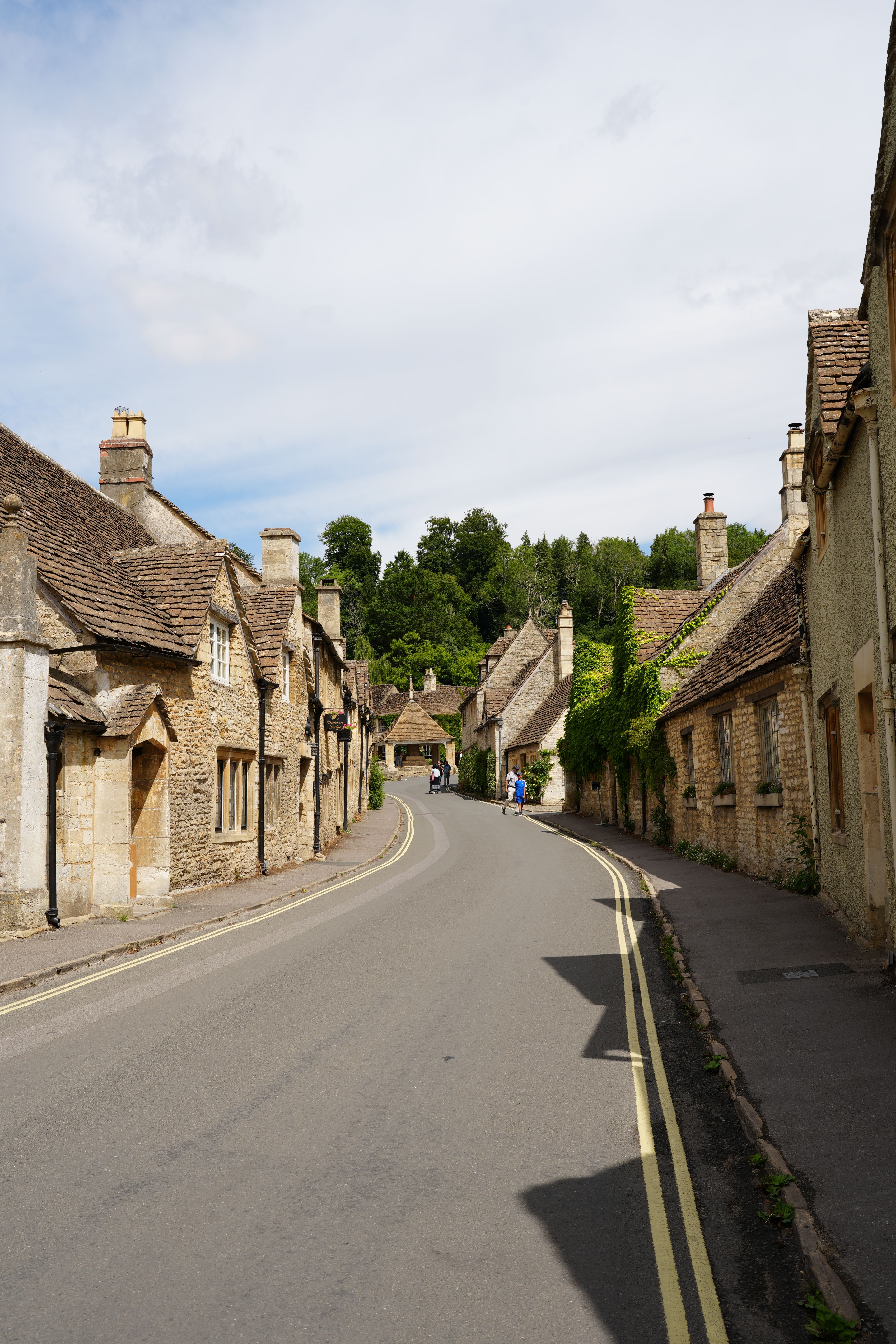 Charming Historic Street in Cotswolds, England · Free Stock Photo