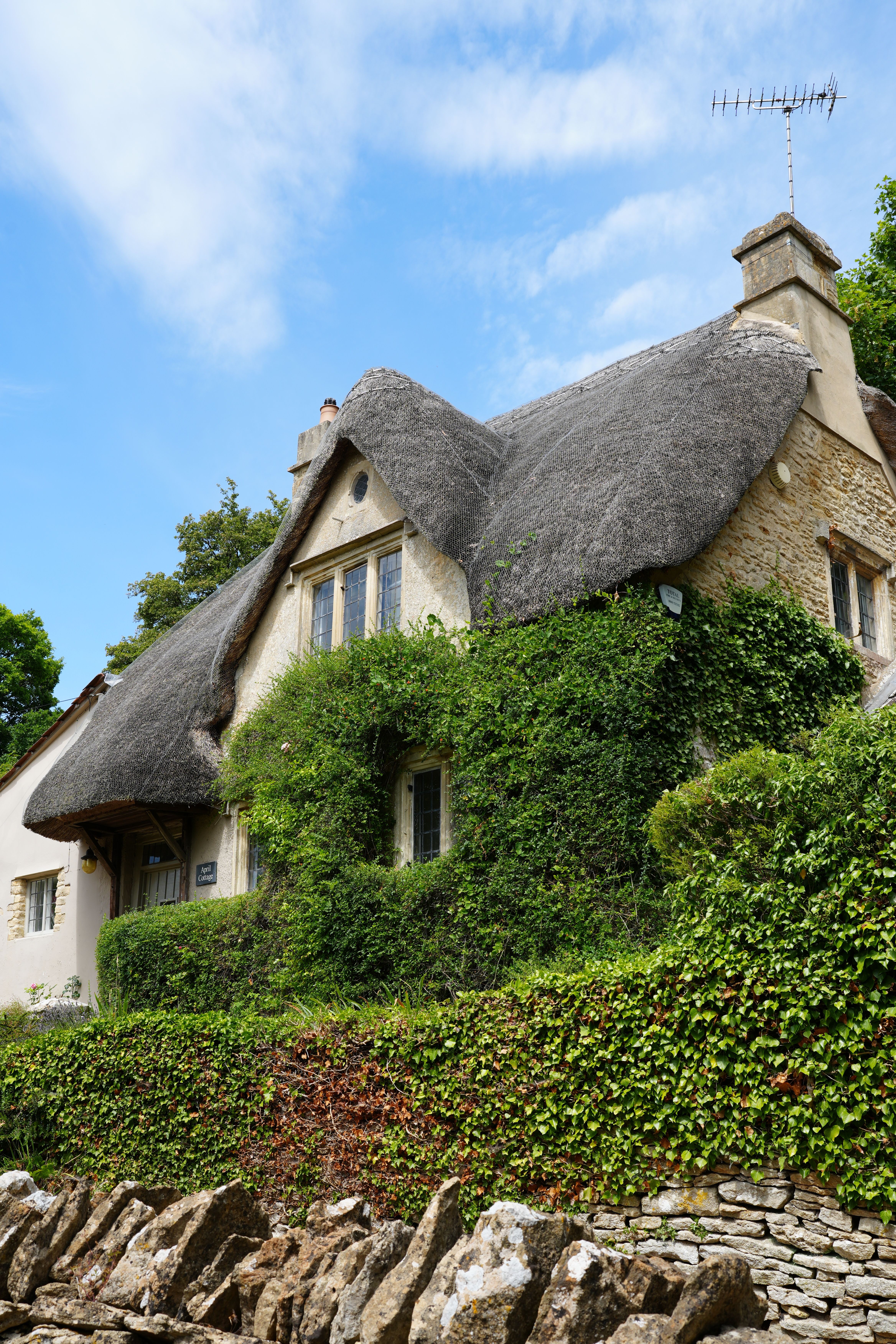 Charming Thatched Cottage in English Countryside · Free Stock Photo