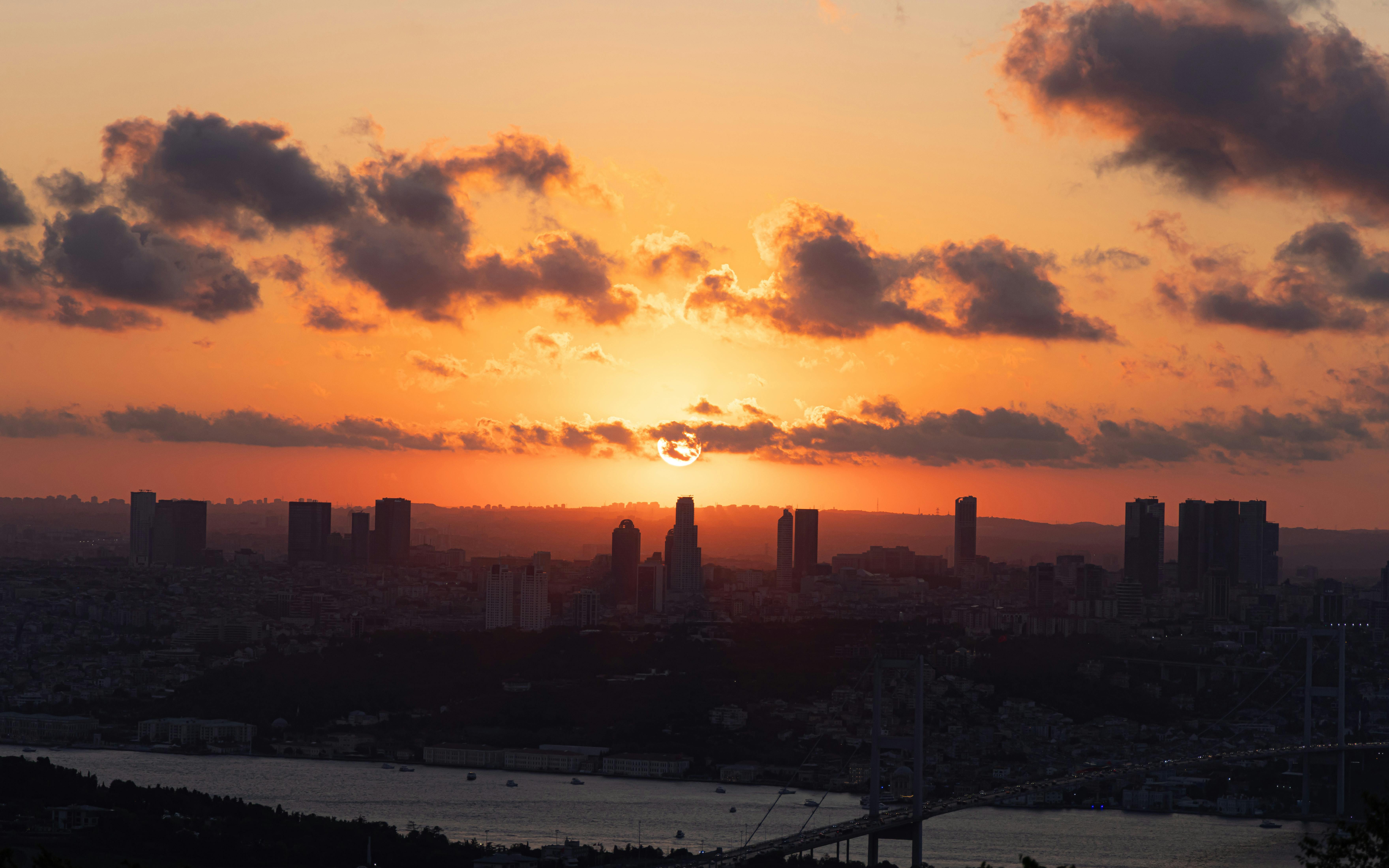 Impresionante Horizonte De Estambul Al Atardecer · Foto de stock gratuita