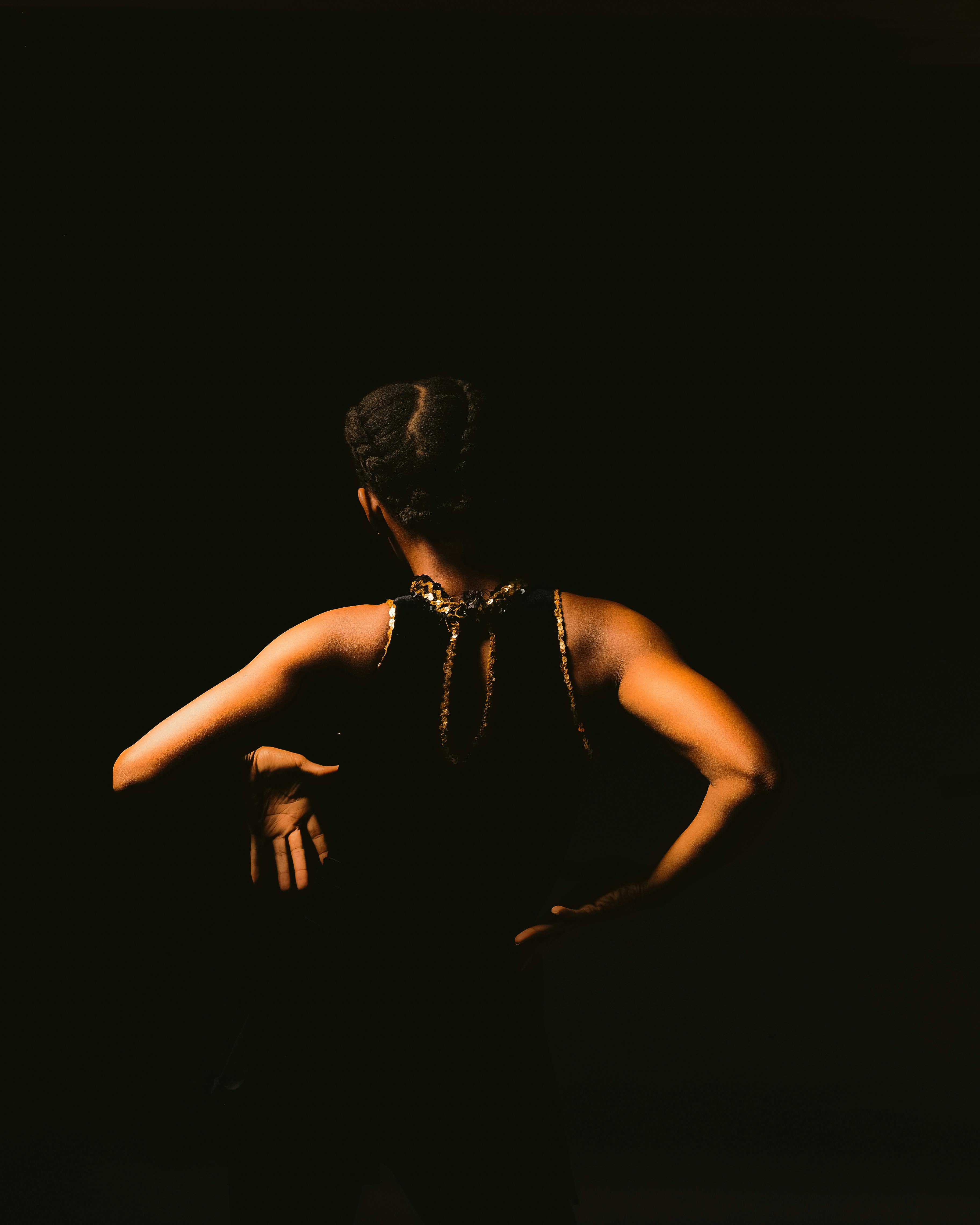 Indian Women On Stage In Crown Back Pose Photos, Download The BEST Free ...