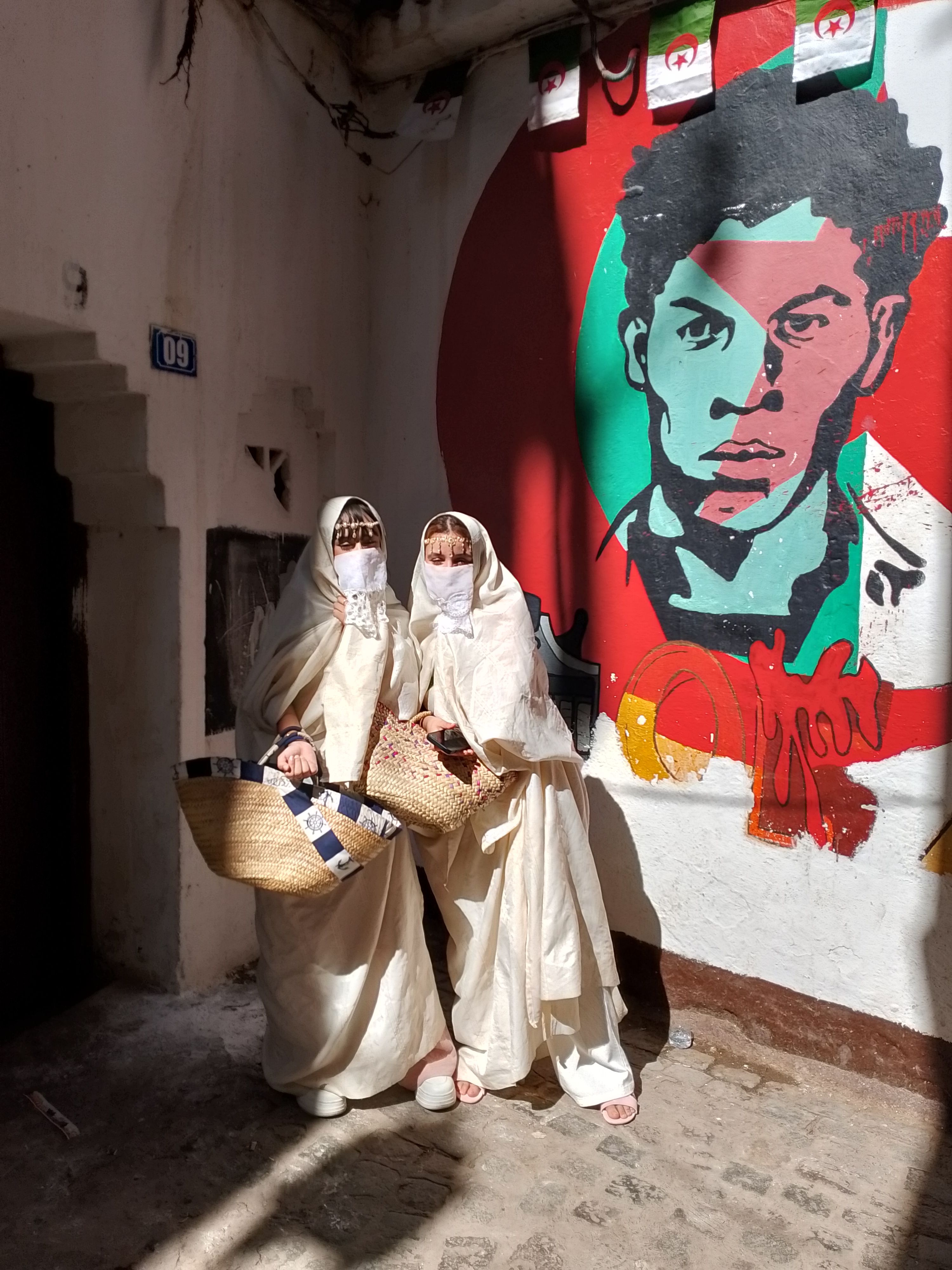 Femmes Algériennes Traditionnelles Avec Une Fresque Colorée · Photo ...