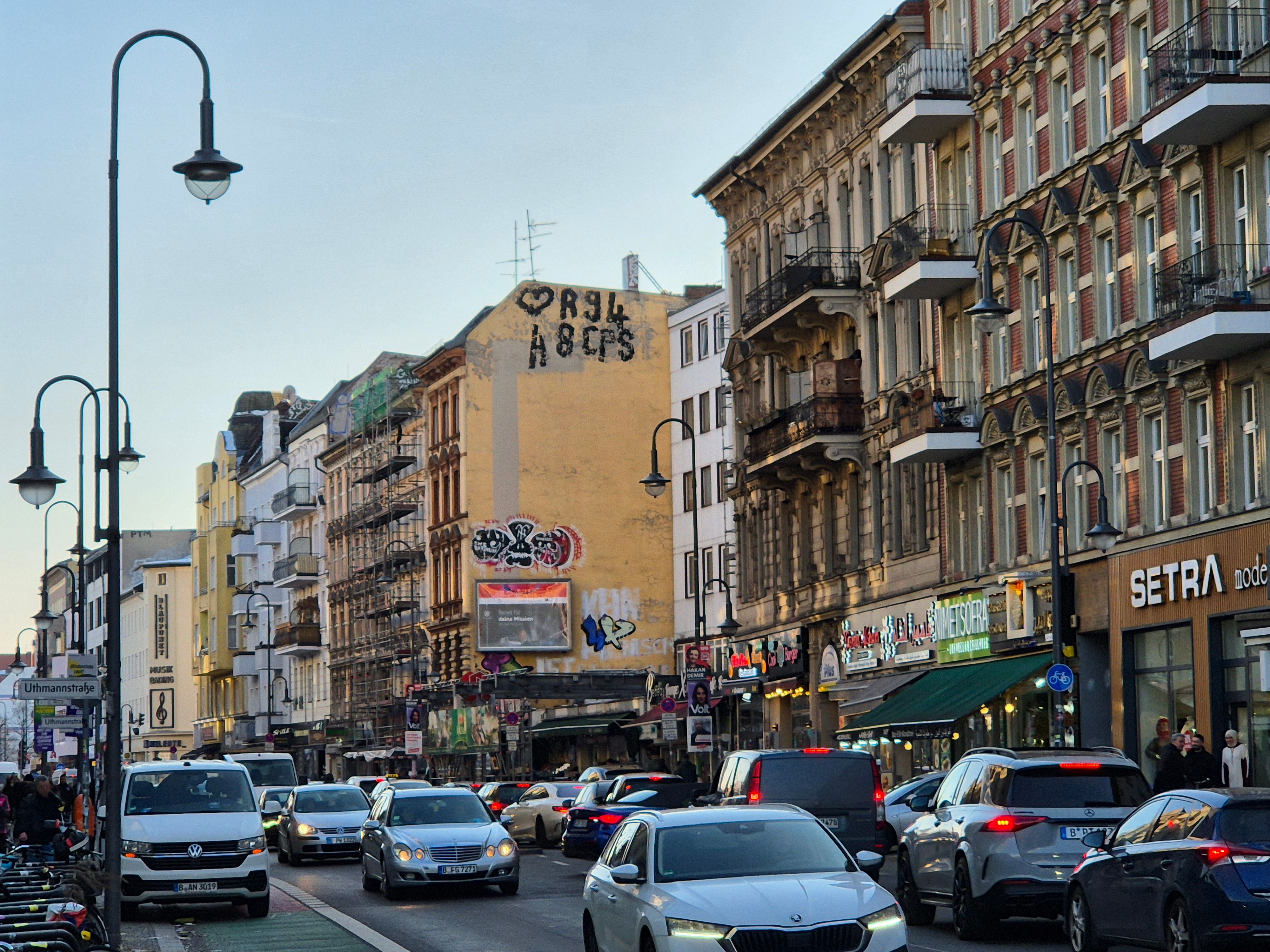 Rua Movimentada No Centro Urbano Com Trânsito · Foto profissional gratuita