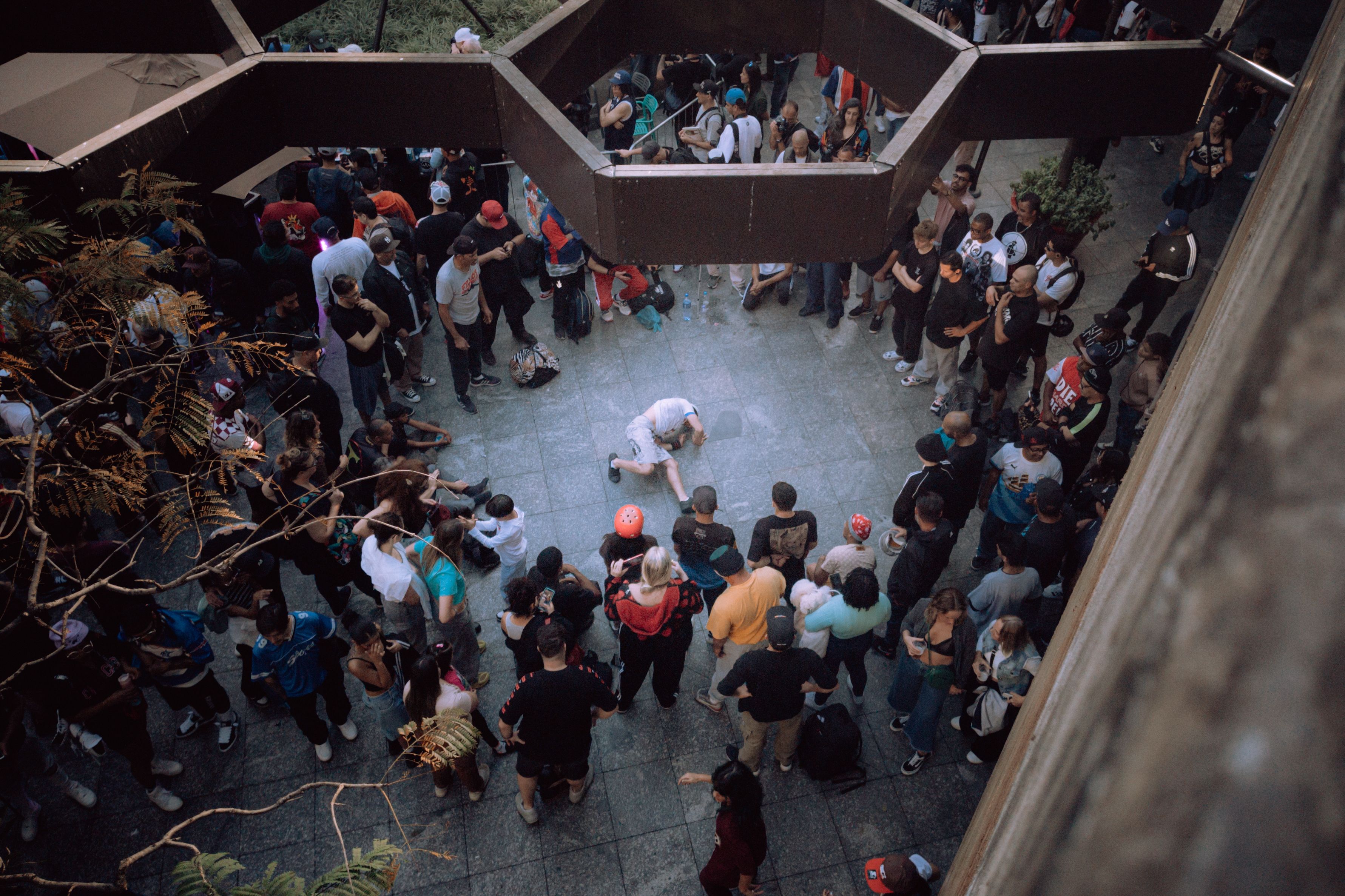 Batalla De Baile Callejero Con Público Entusiasta · Foto de stock gratuita