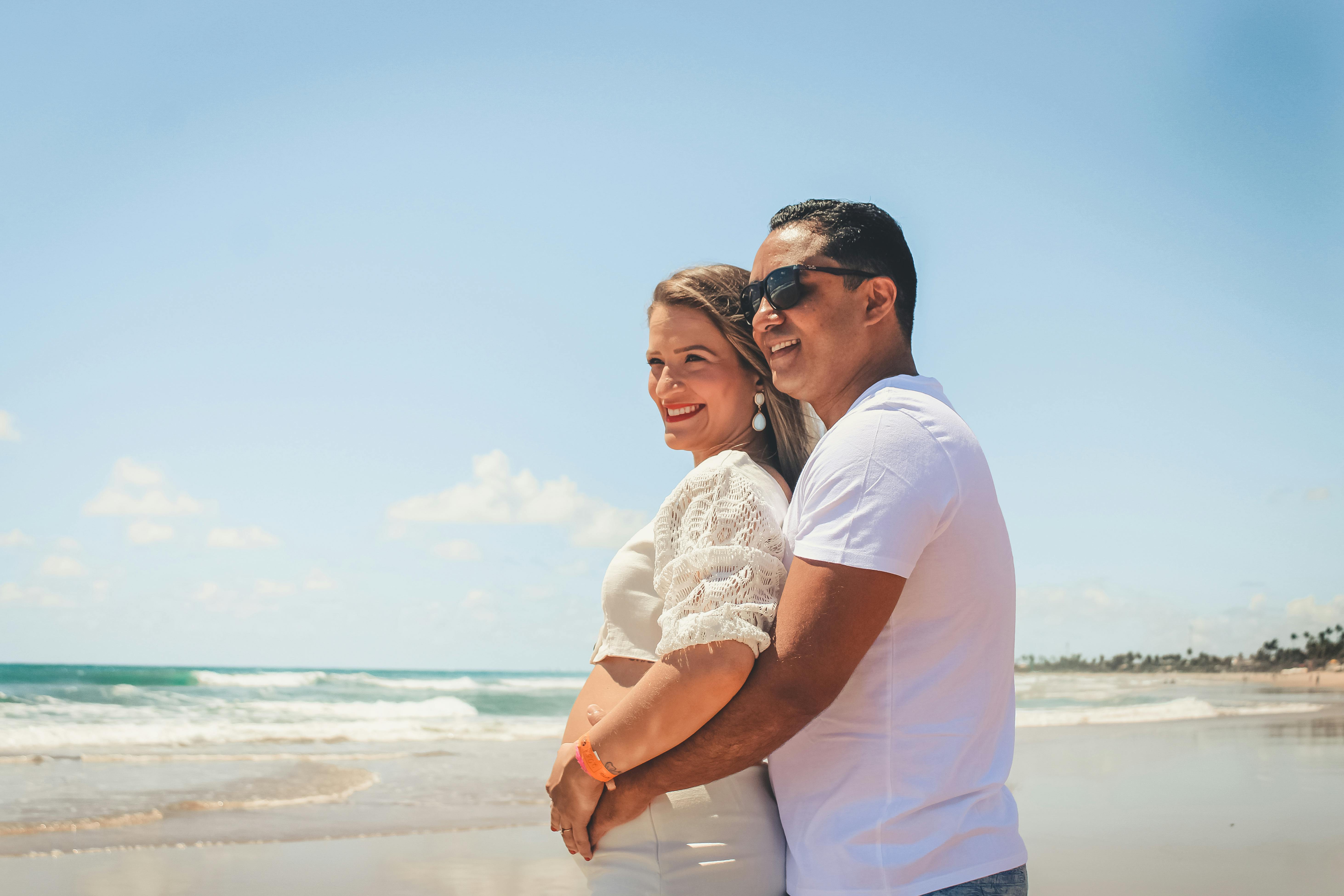 Crop couple in expectancy kissing · Free Stock Photo