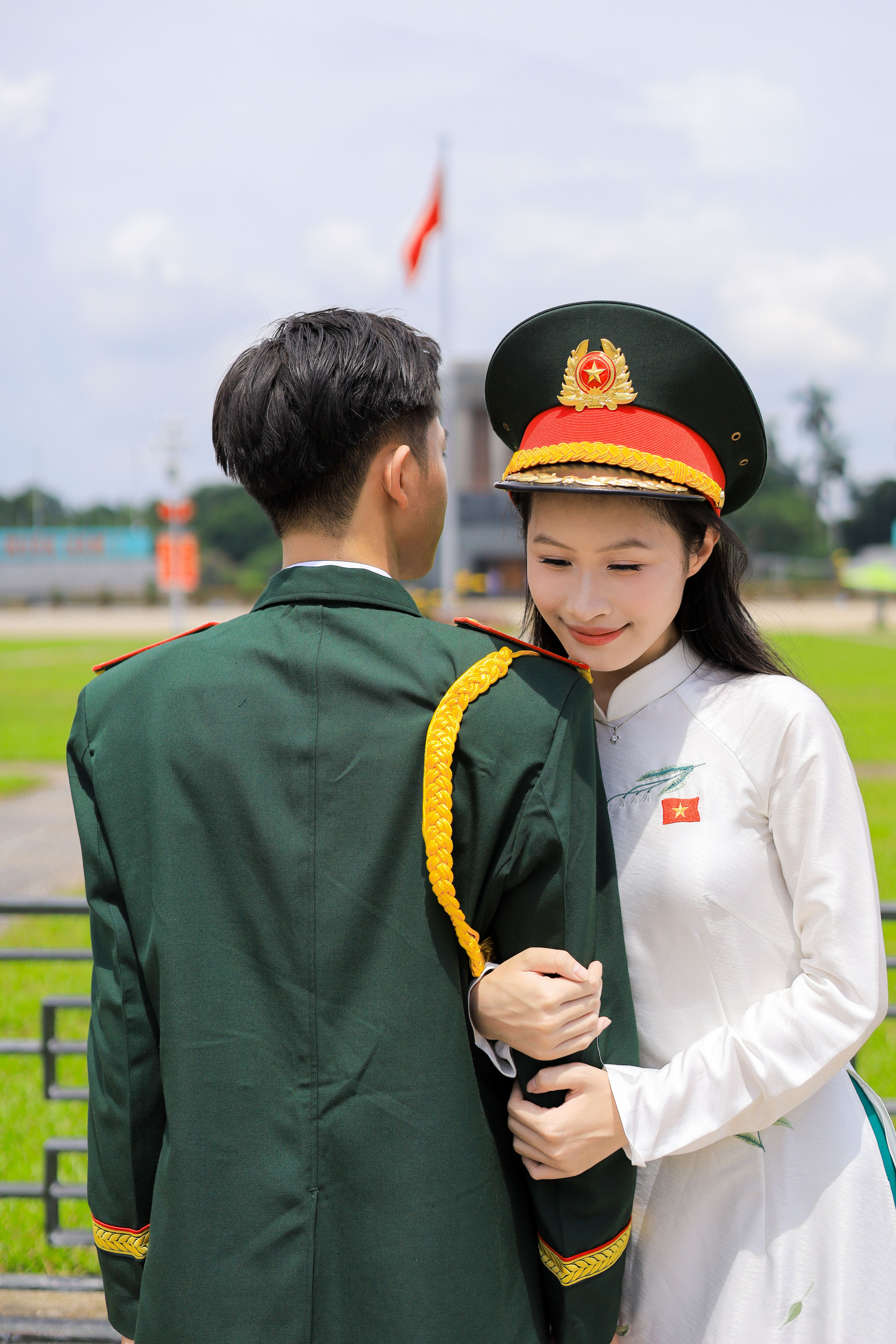 Day Bee Uniform Photos, Download The BEST Free Day Bee Uniform Stock ...