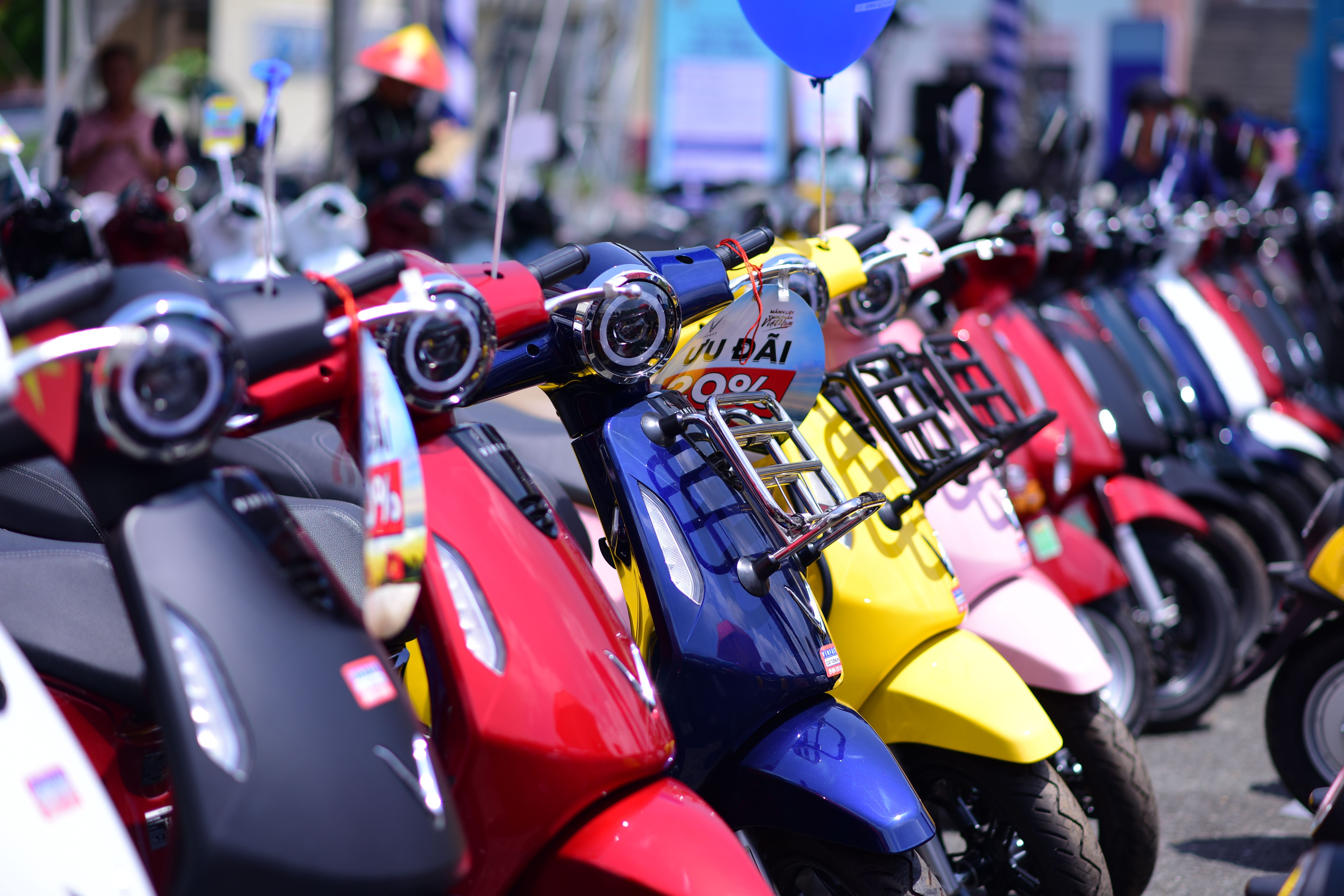 Fila Colorida De Scooters En Exhibición En Un Mercado Urbano · Foto de ...