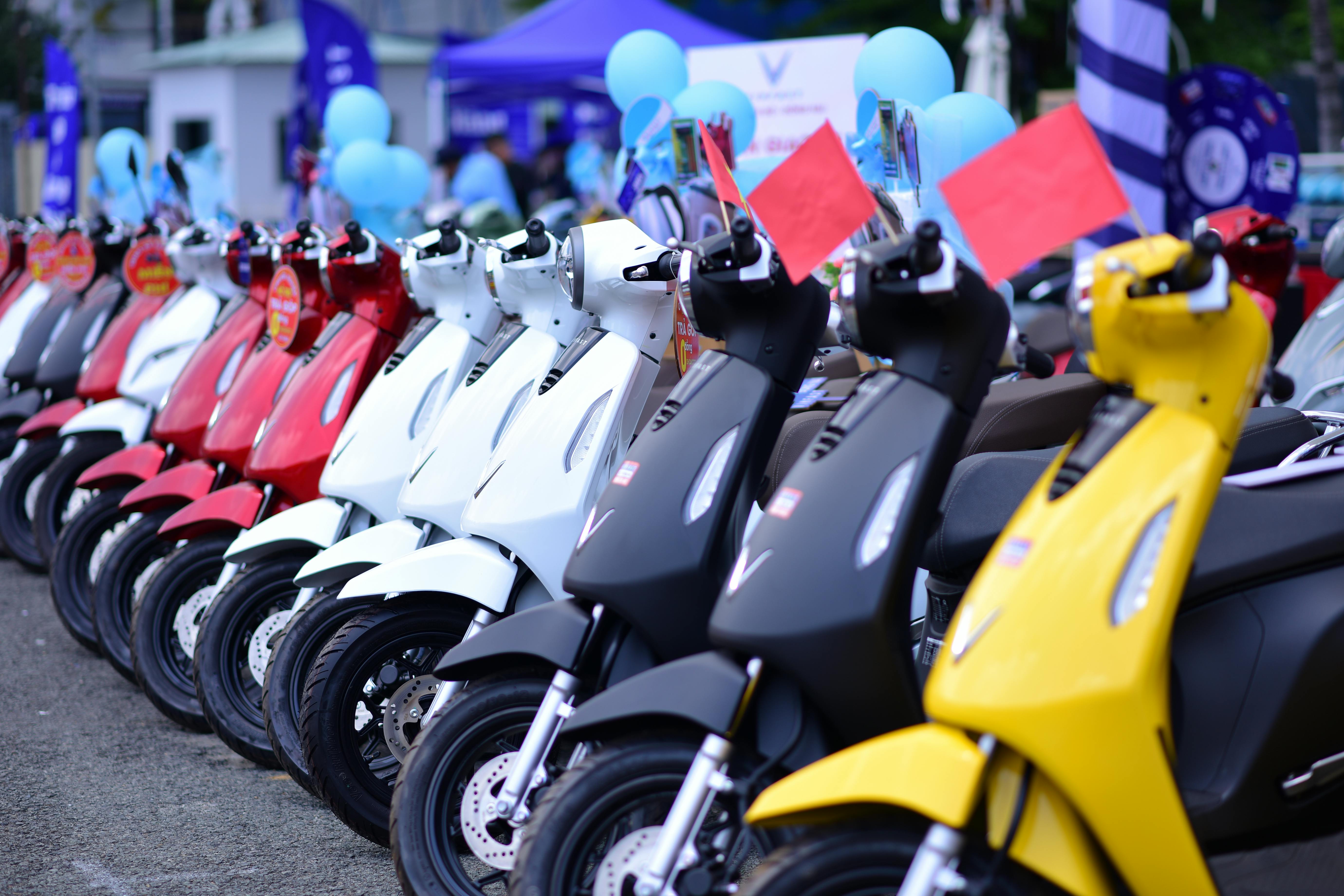 Colorful Lineup of Scooters at Outdoor Event · Free Stock Photo