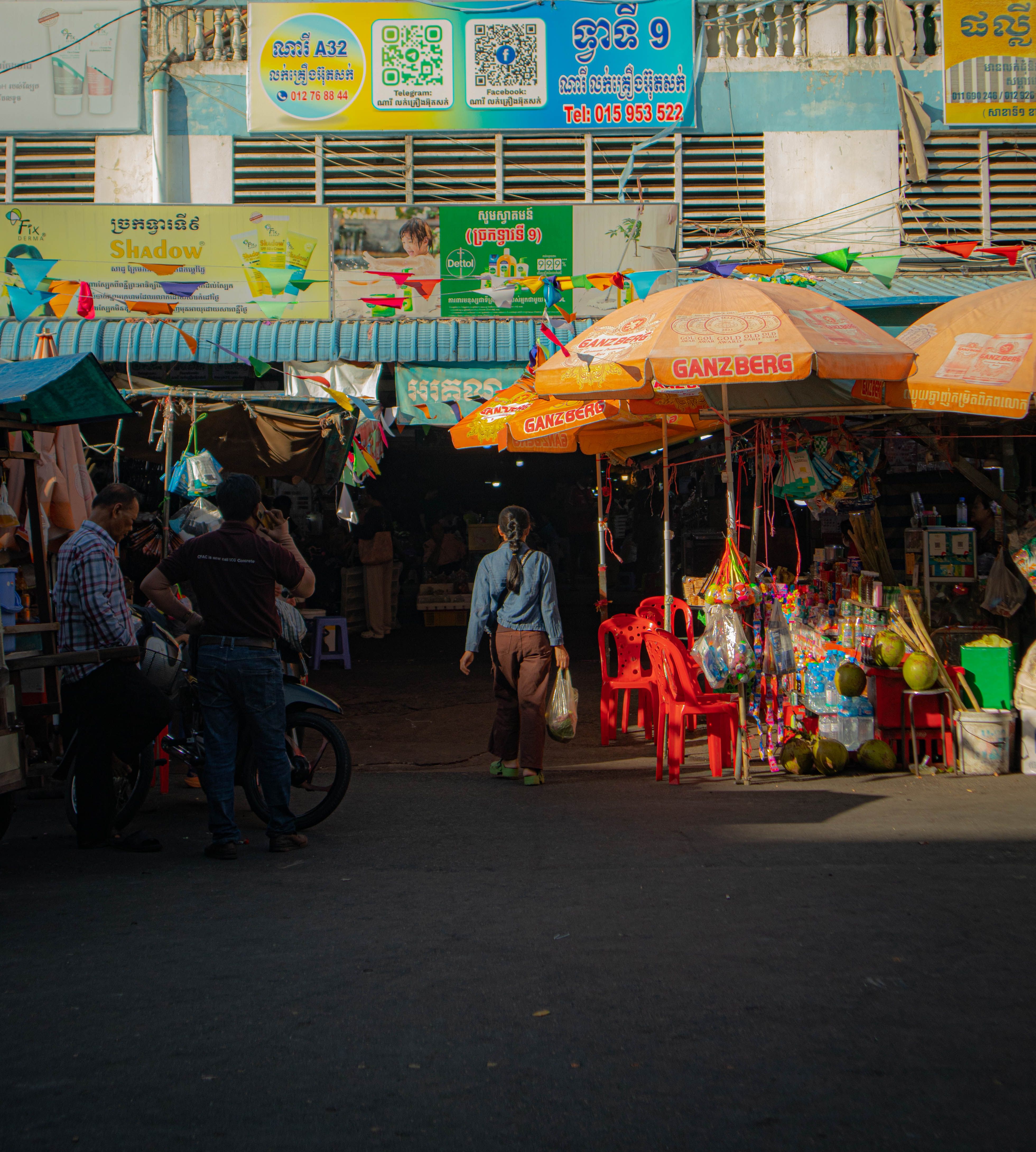 El Bullicioso Mercado De Phnom Penh A Plena Luz Del Día · Foto de stock ...
