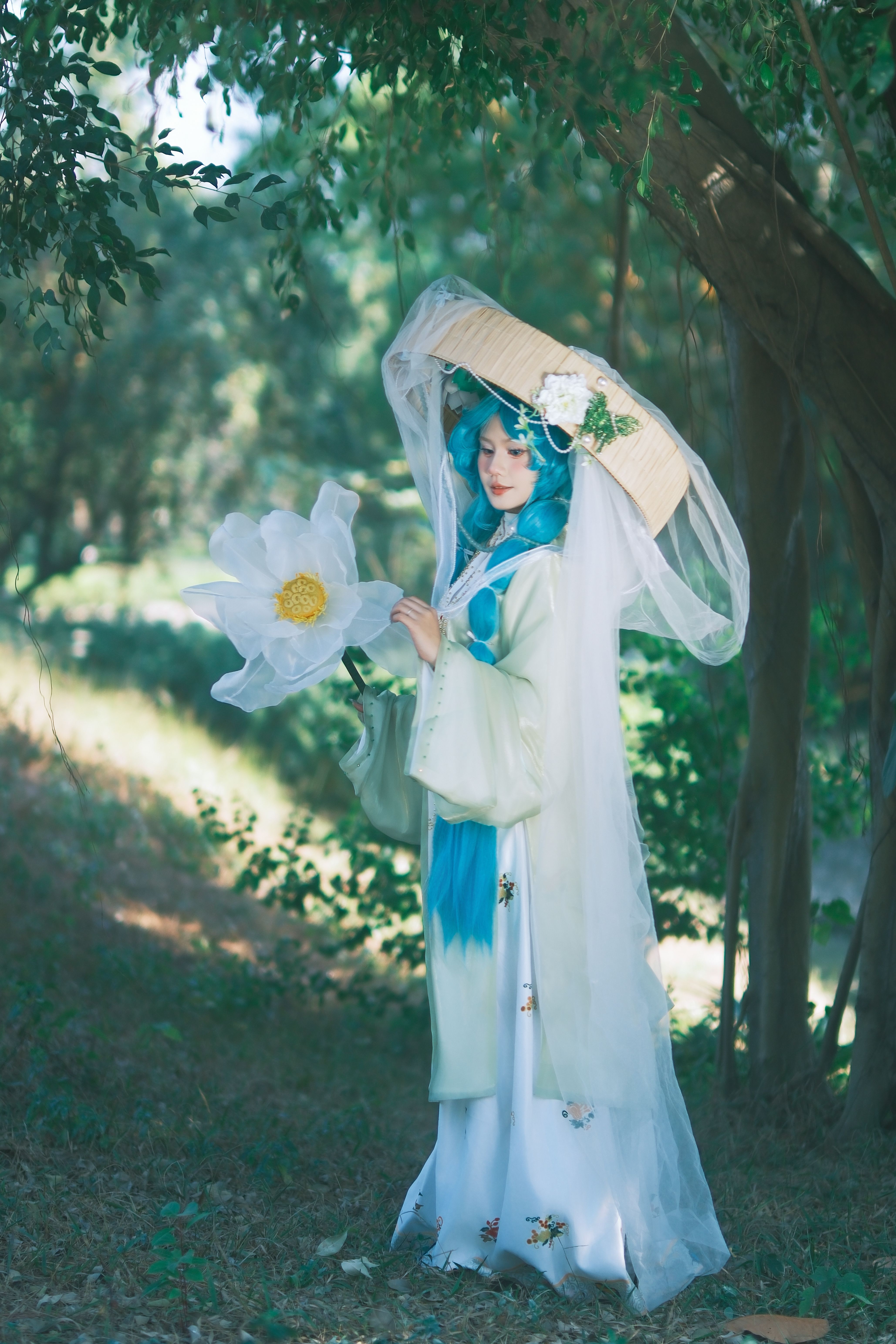 Elegant Cosplay Portrait in Vietnamese Garden · Free Stock Photo