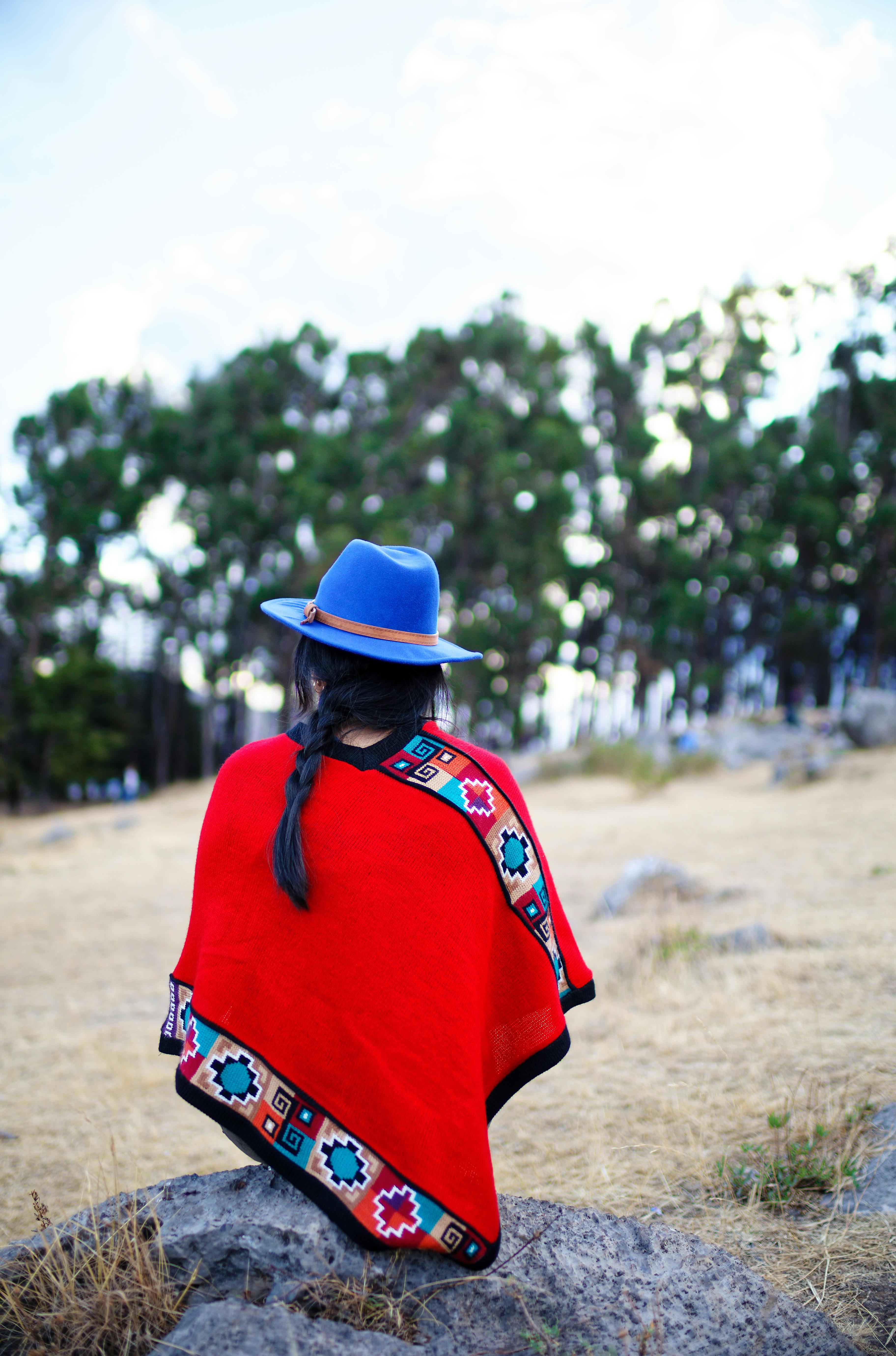 Mujeres Peruanas Con Ropa Tradicional En Cusco, Perú · Foto de stock ...