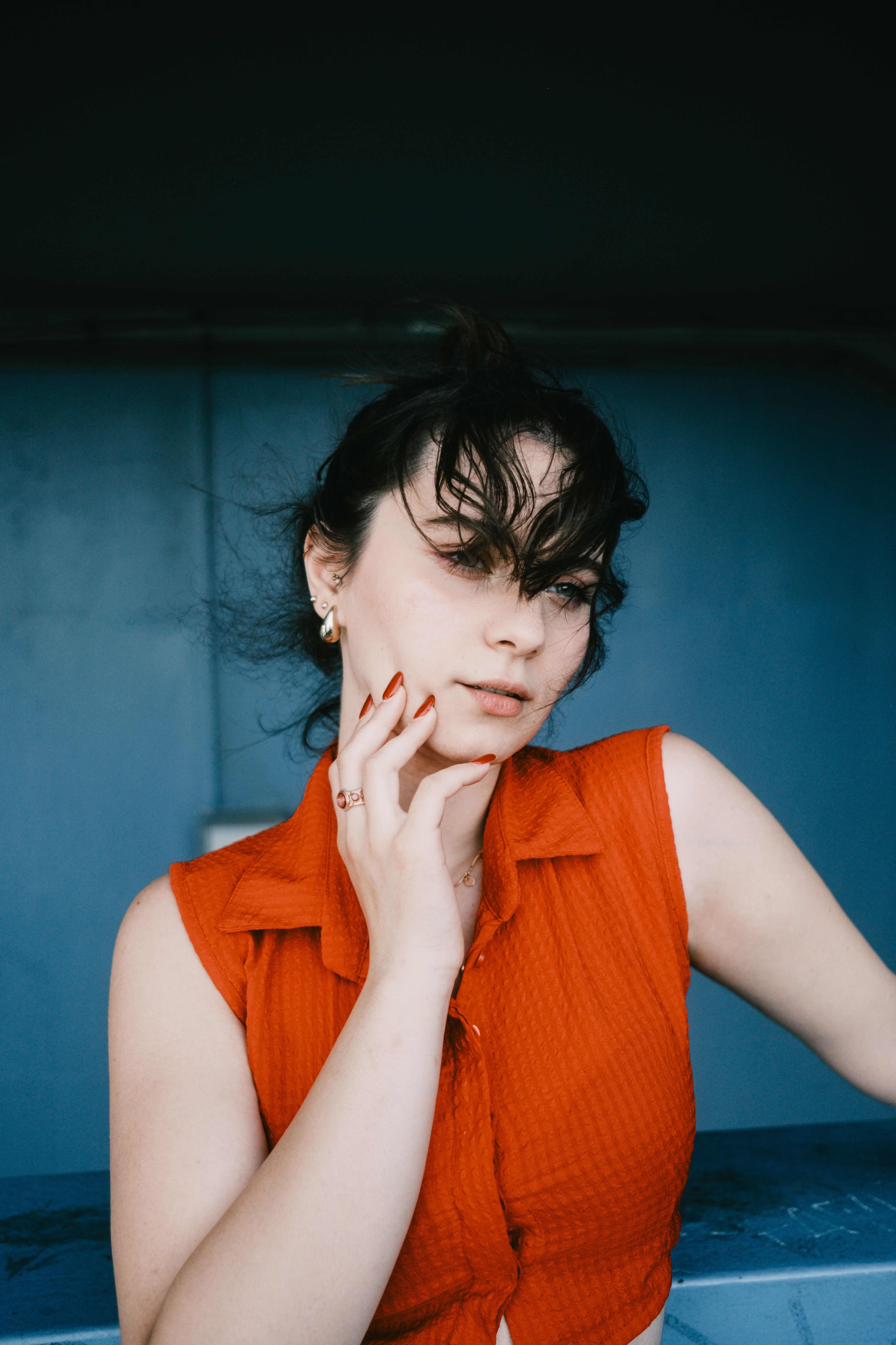 Mujer Elegante Posando Con Ropa Roja Vibrante · Foto de stock gratuita