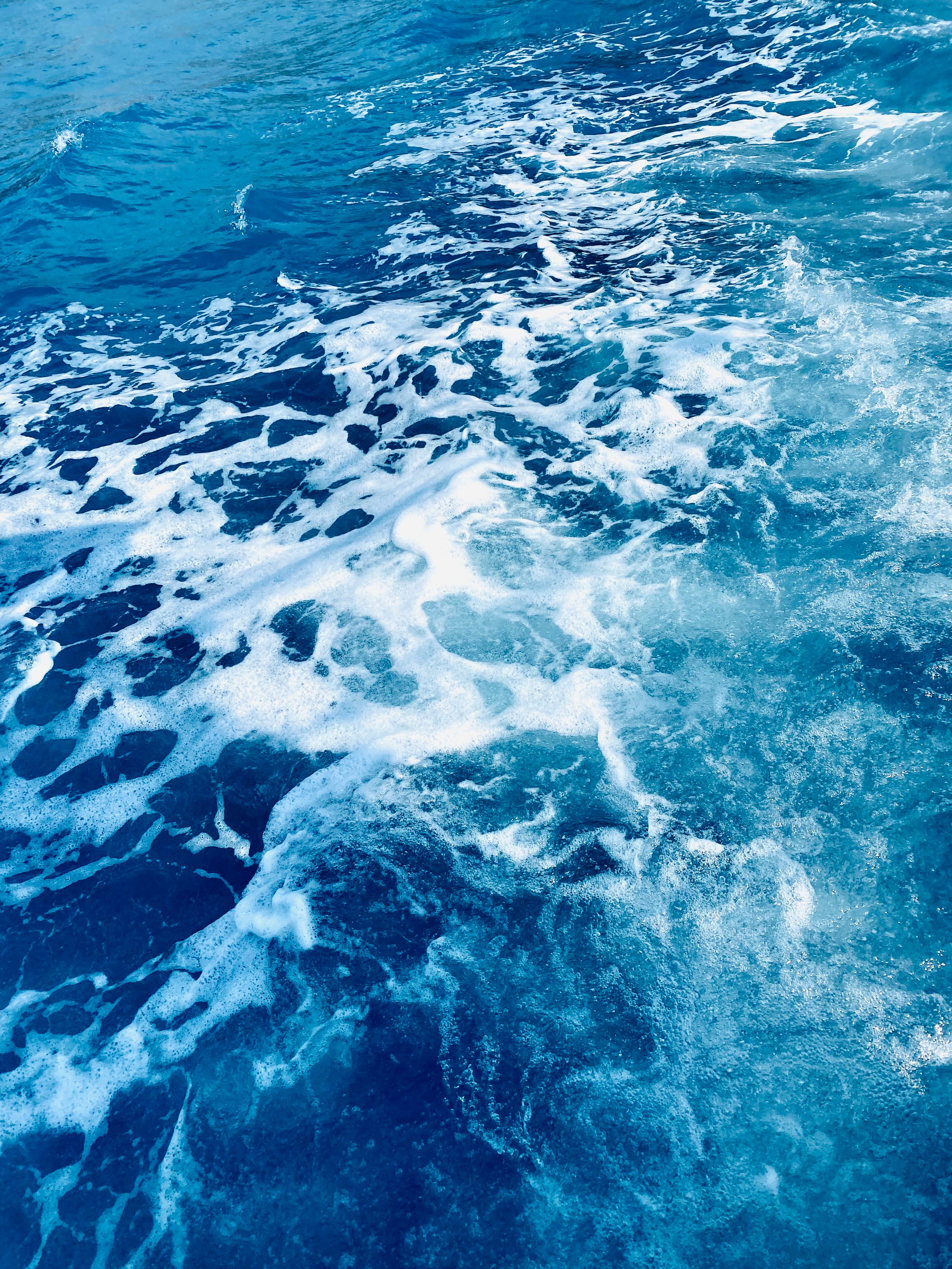 Olas Azules Vibrantes Del Océano Con Textura Espumosa · Foto de stock ...