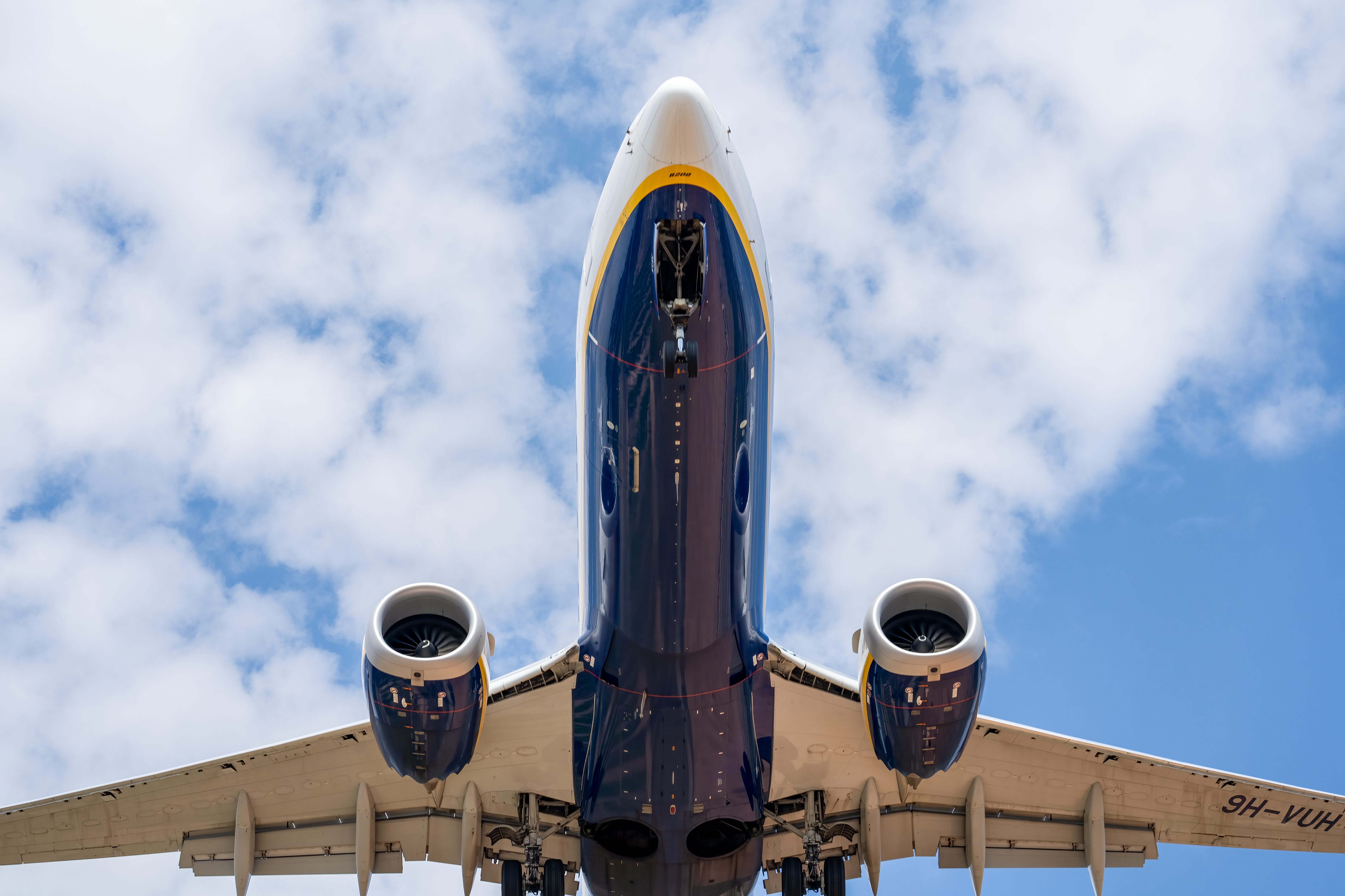 Commercial Airplane in Flight Over Manises · Free Stock Photo