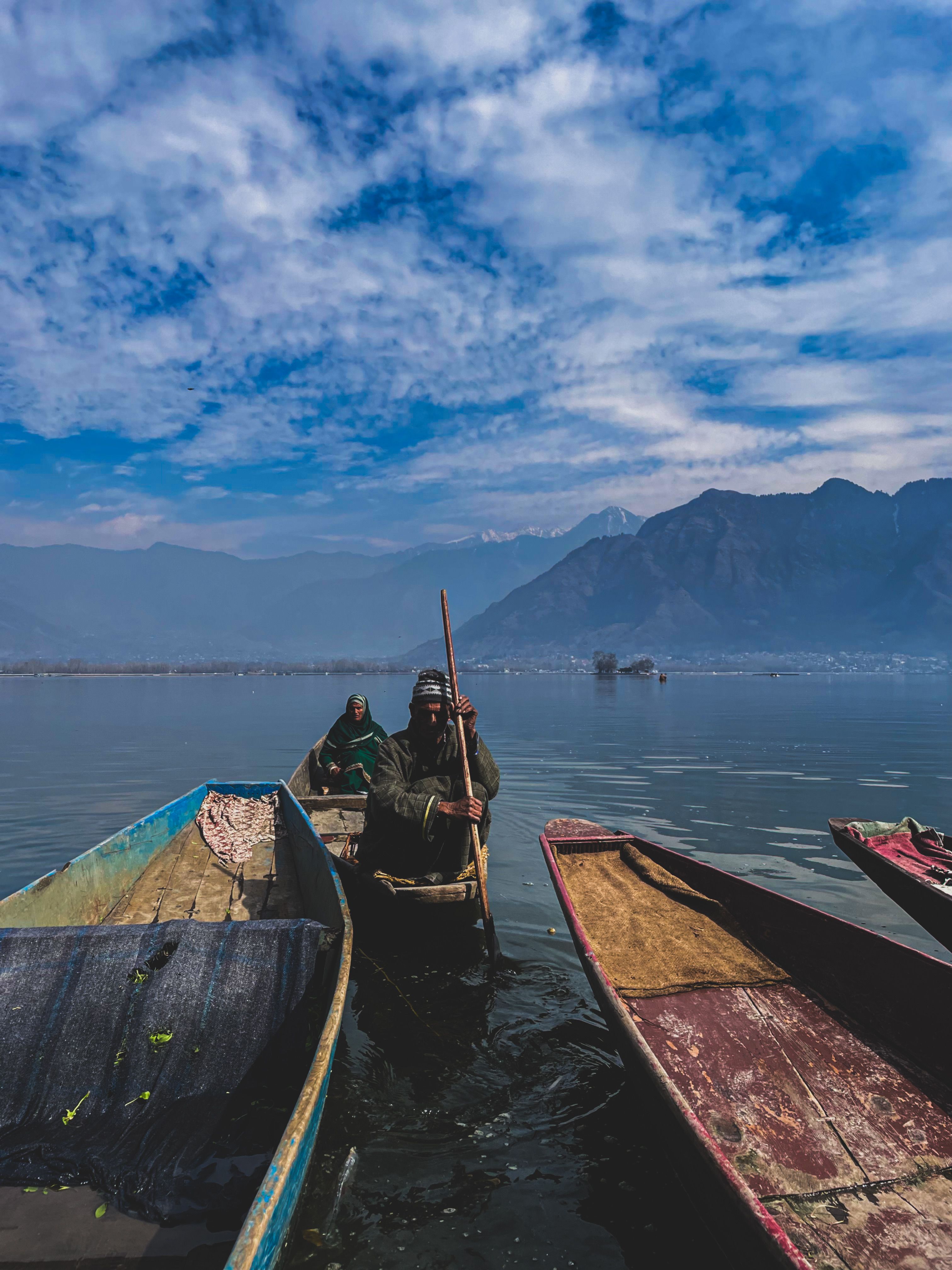 Traditional Kashmiri Boats on Dal Lake in Srinagar · Free Stock Photo