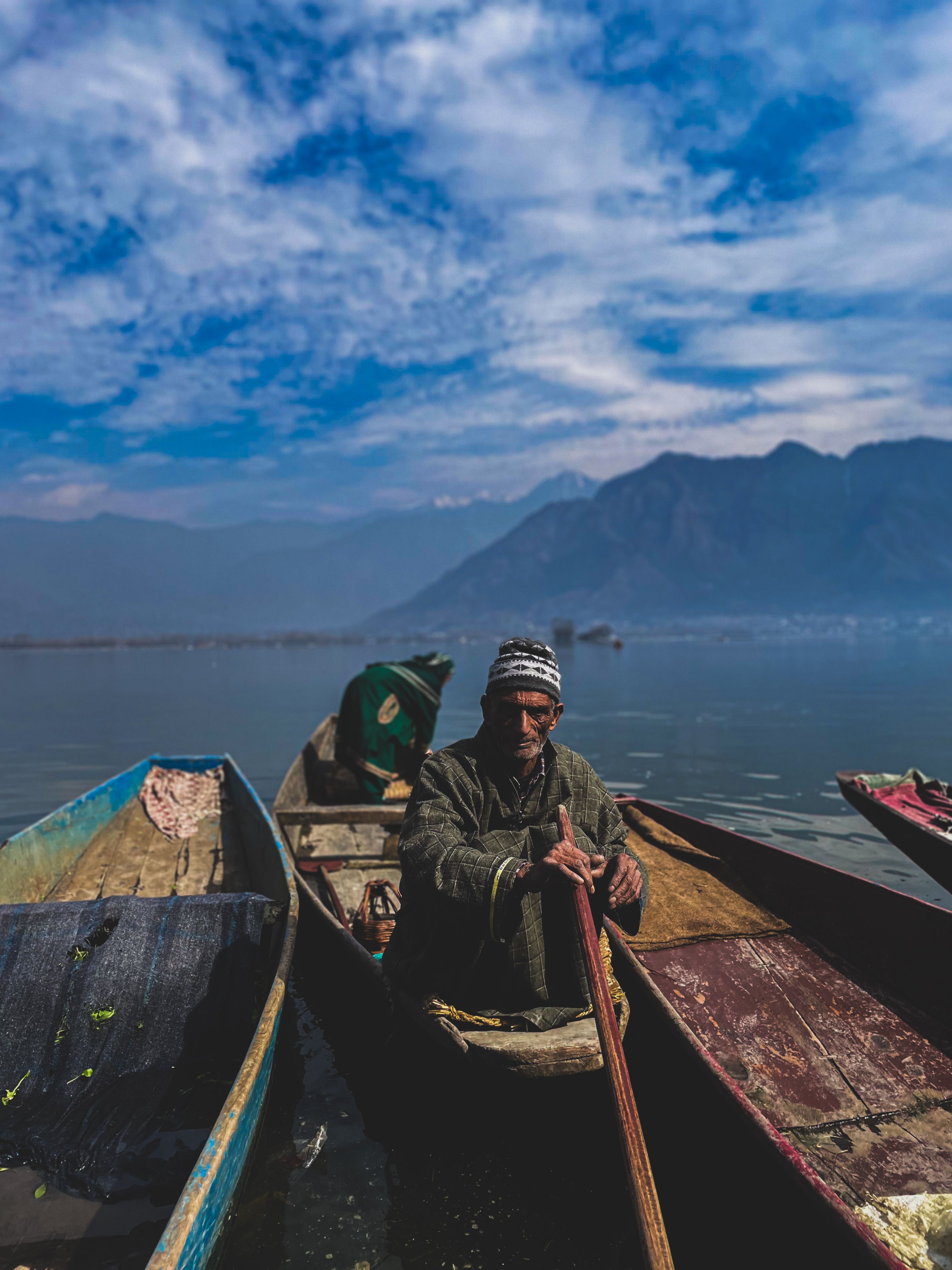 Traditional Kashmiri Boats on Dal Lake in Srinagar · Free Stock Photo