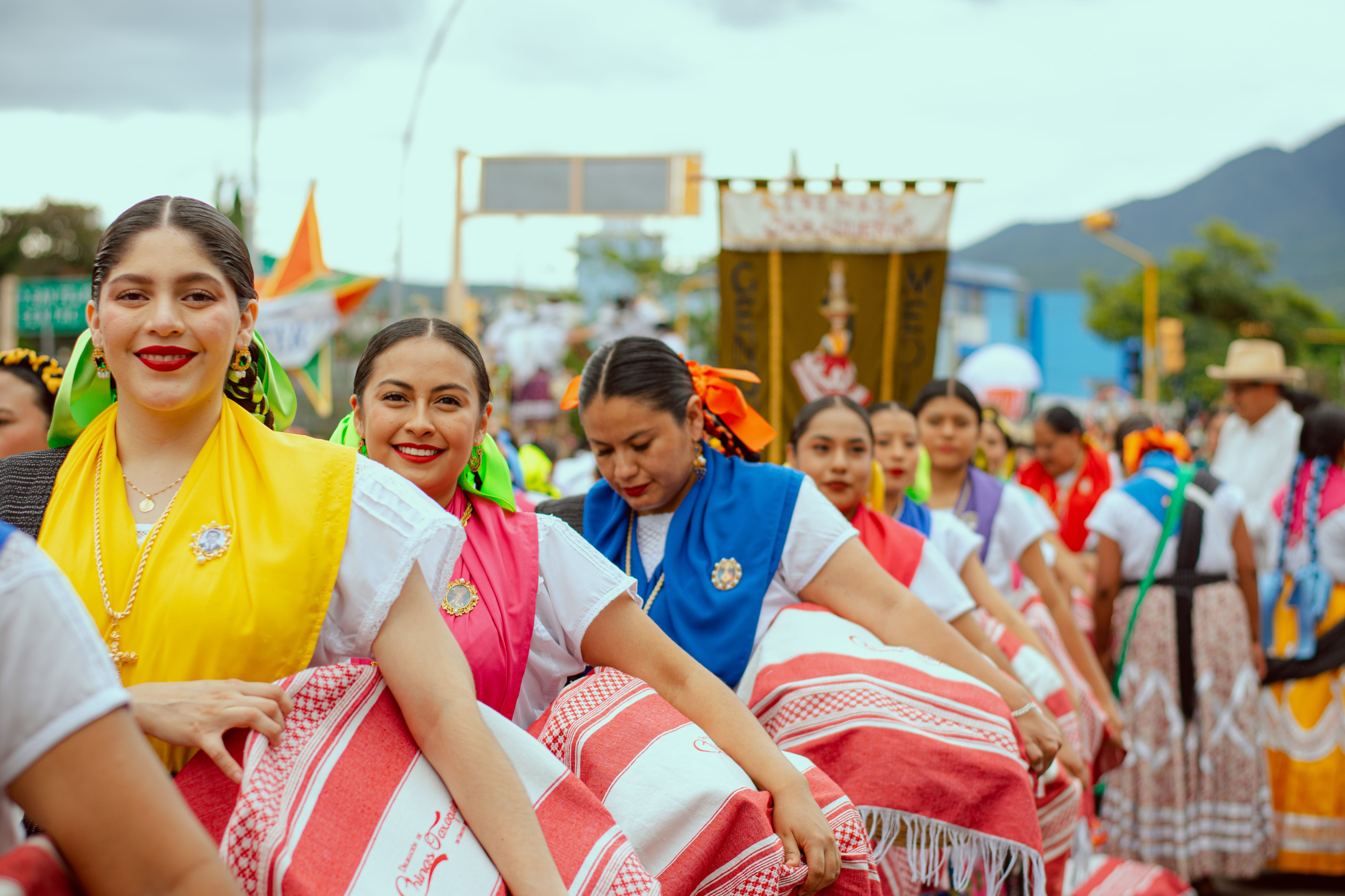 Colorido Desfile De Danzas Tradicionales En Oaxaca · Foto de stock gratuita
