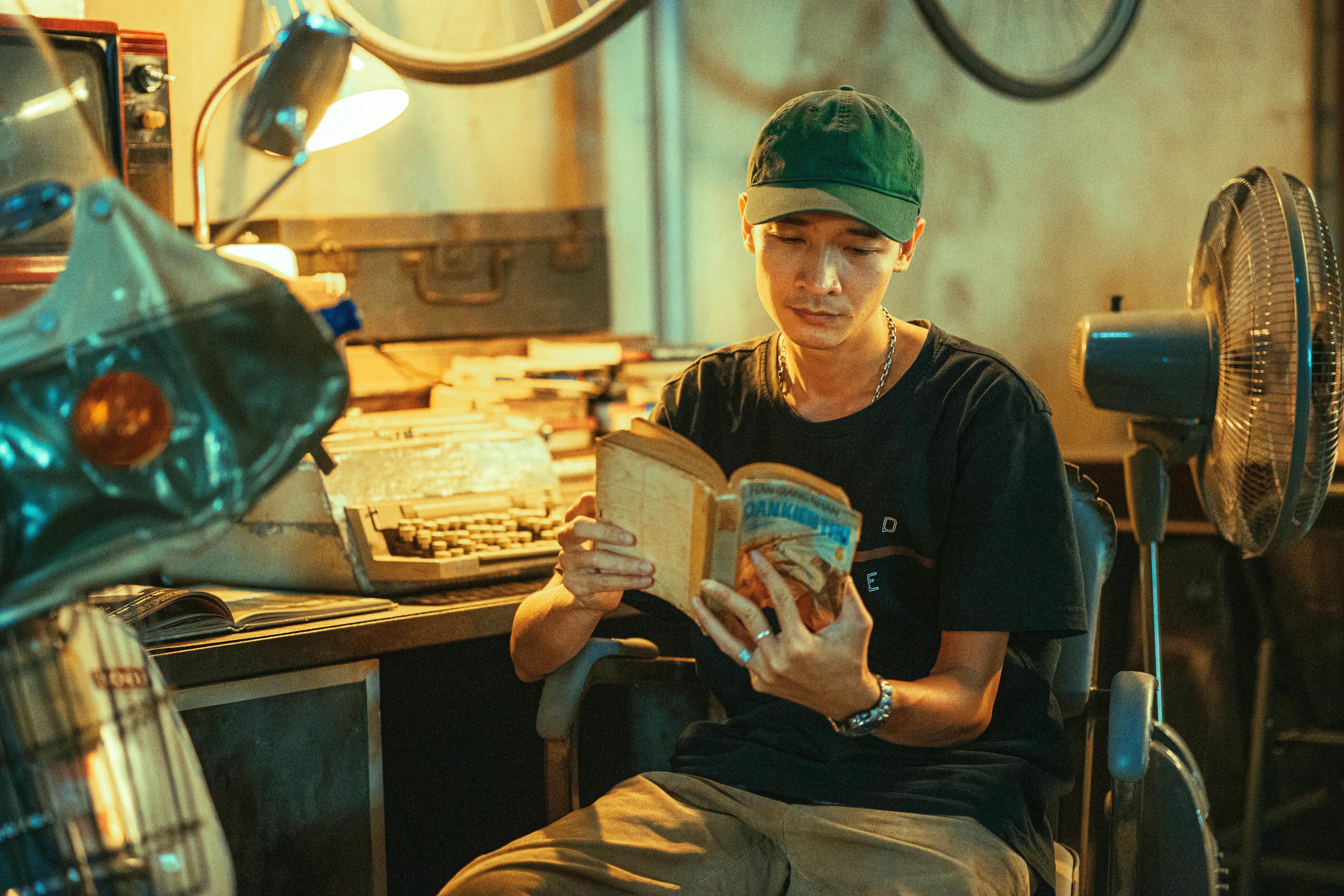 Men Reading Books Photos, Download The BEST Free Men Reading Books ...