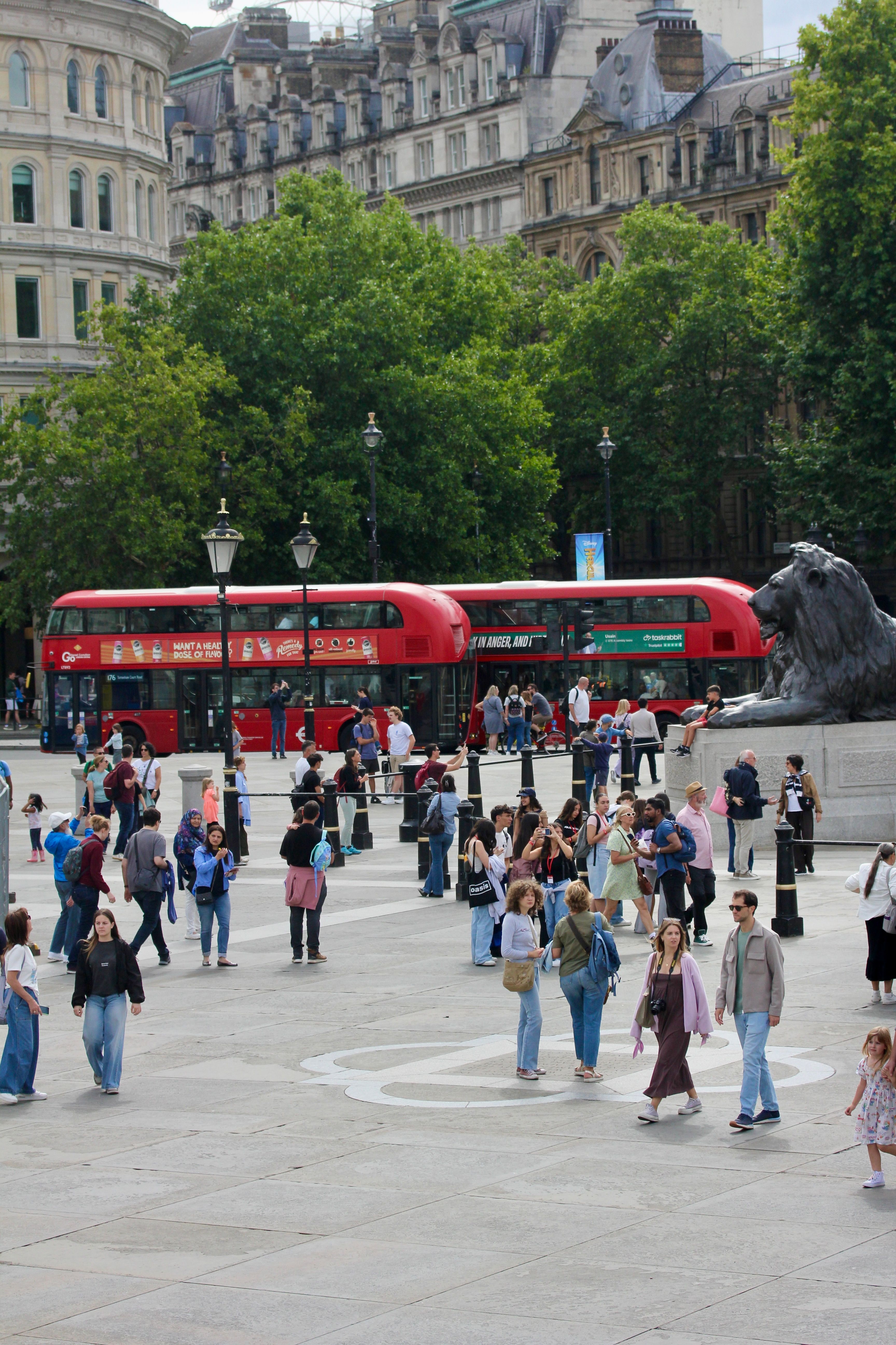 Iconic Trafalgar Square with Red Buses and Crowd · Free Stock Photo