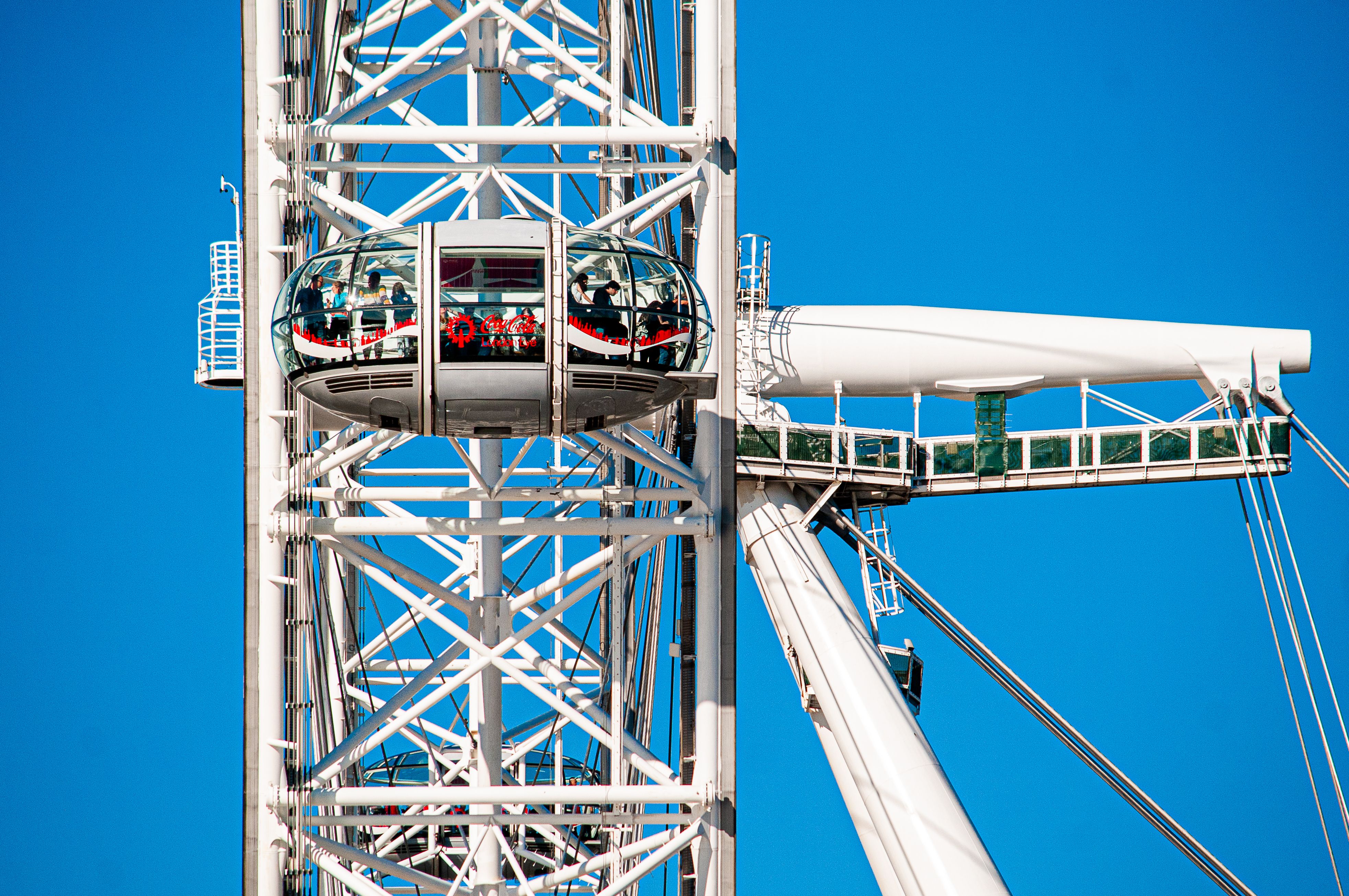 Close-up of Ferris Wheel and Passenger Capsule · Free Stock Photo