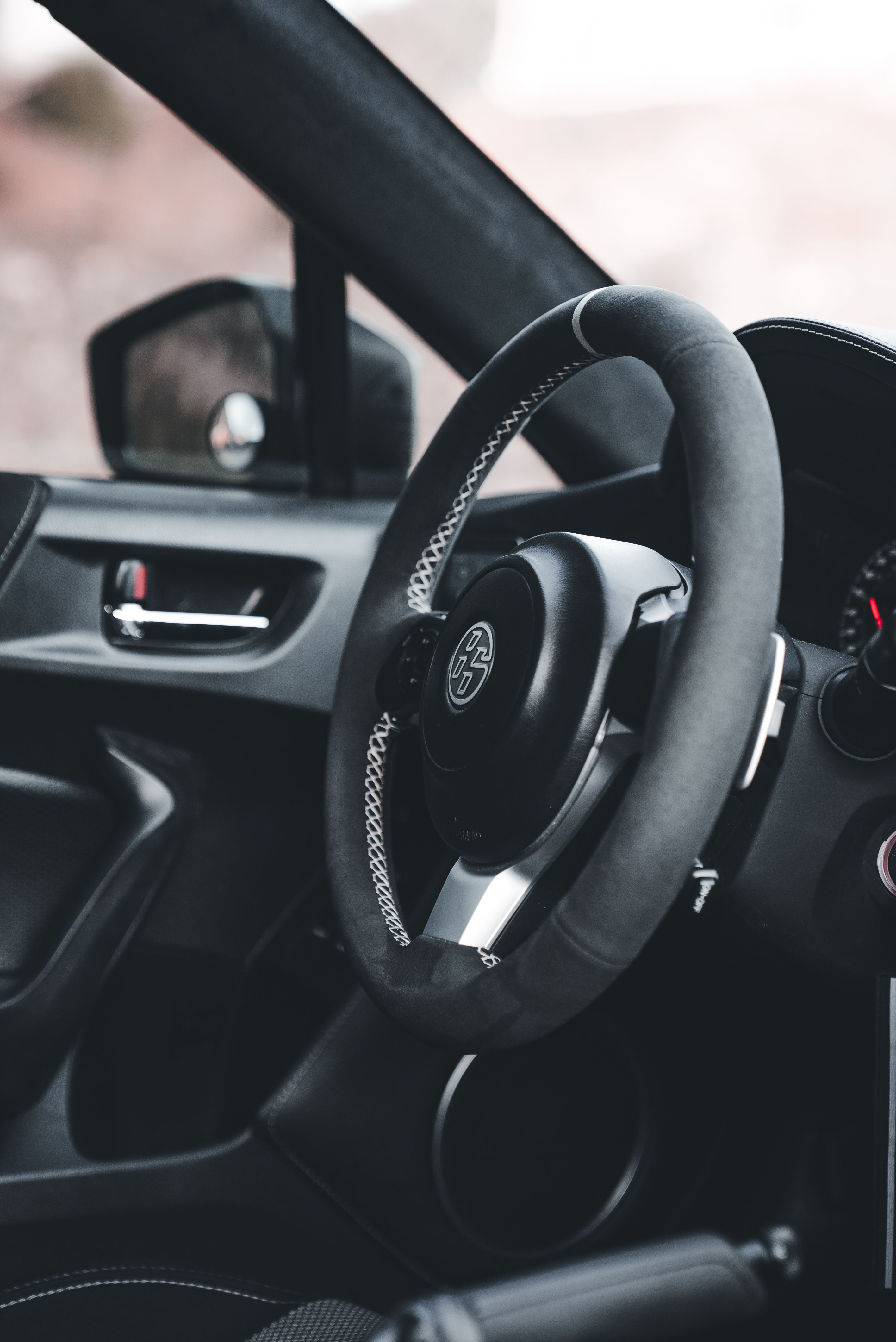 Interior Elegante Del Coche Con Volante De Cuero · Foto de stock gratuita