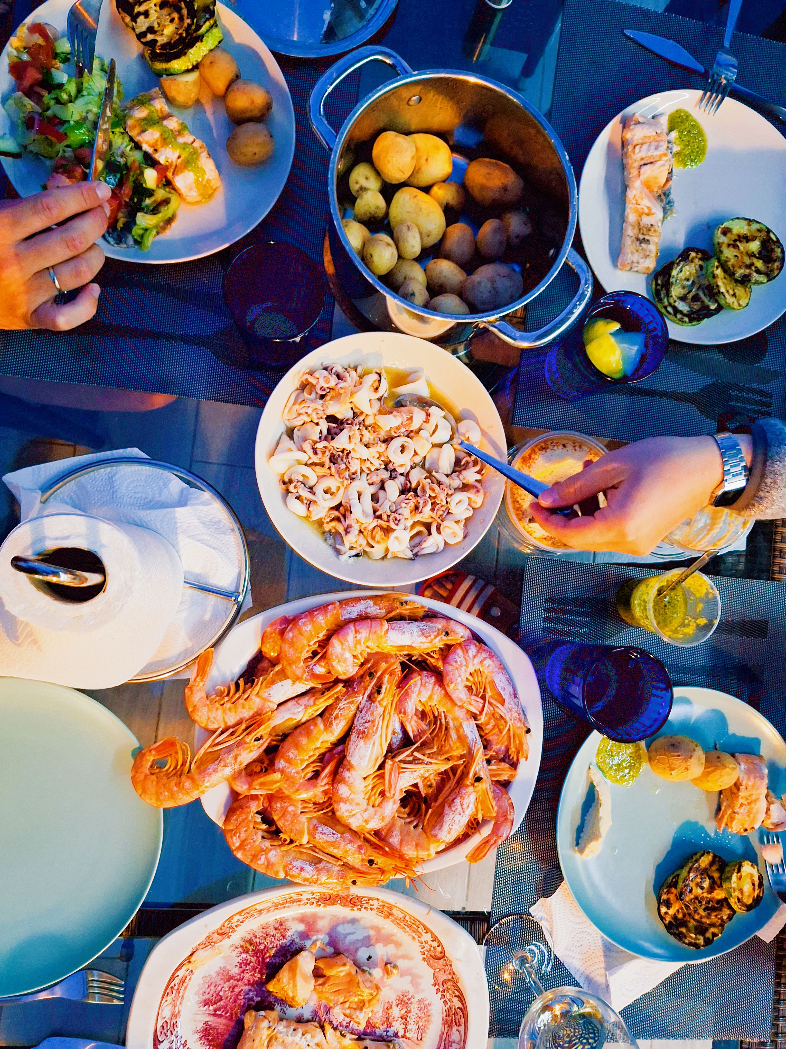 Cena Vibrante De Mariscos Con Amigos · Foto de stock gratuita