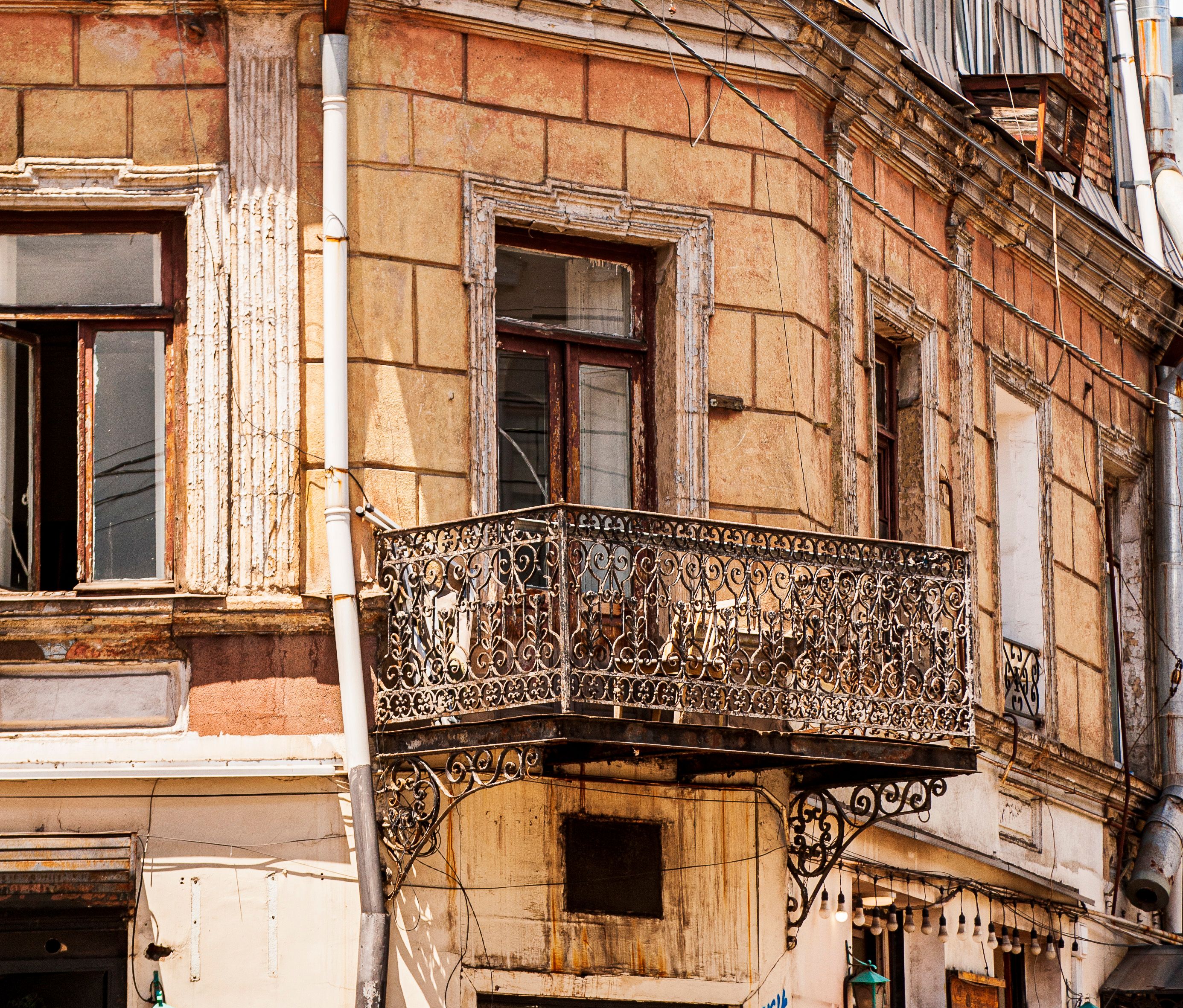 Old Building With A Balcony Photos, Download The BEST Free Old Building ...